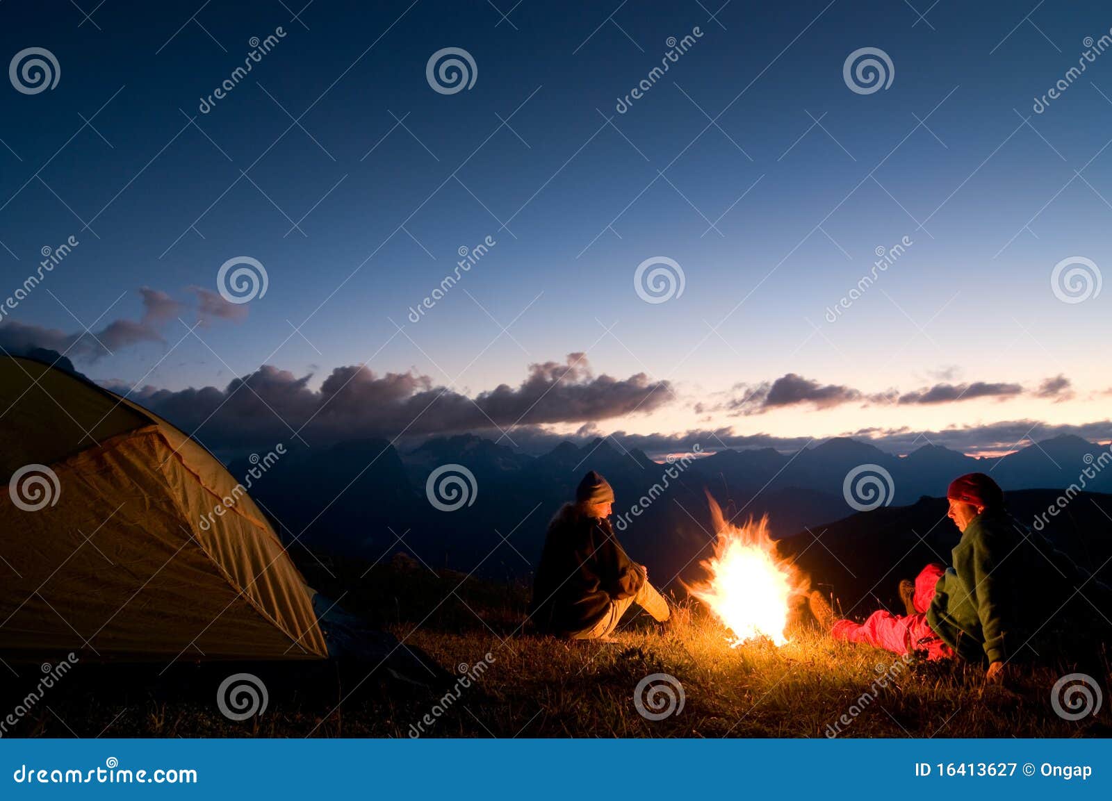 Pares Que Acampan En La Noche Imagen de archivo - Imagen de noche, ocio ...