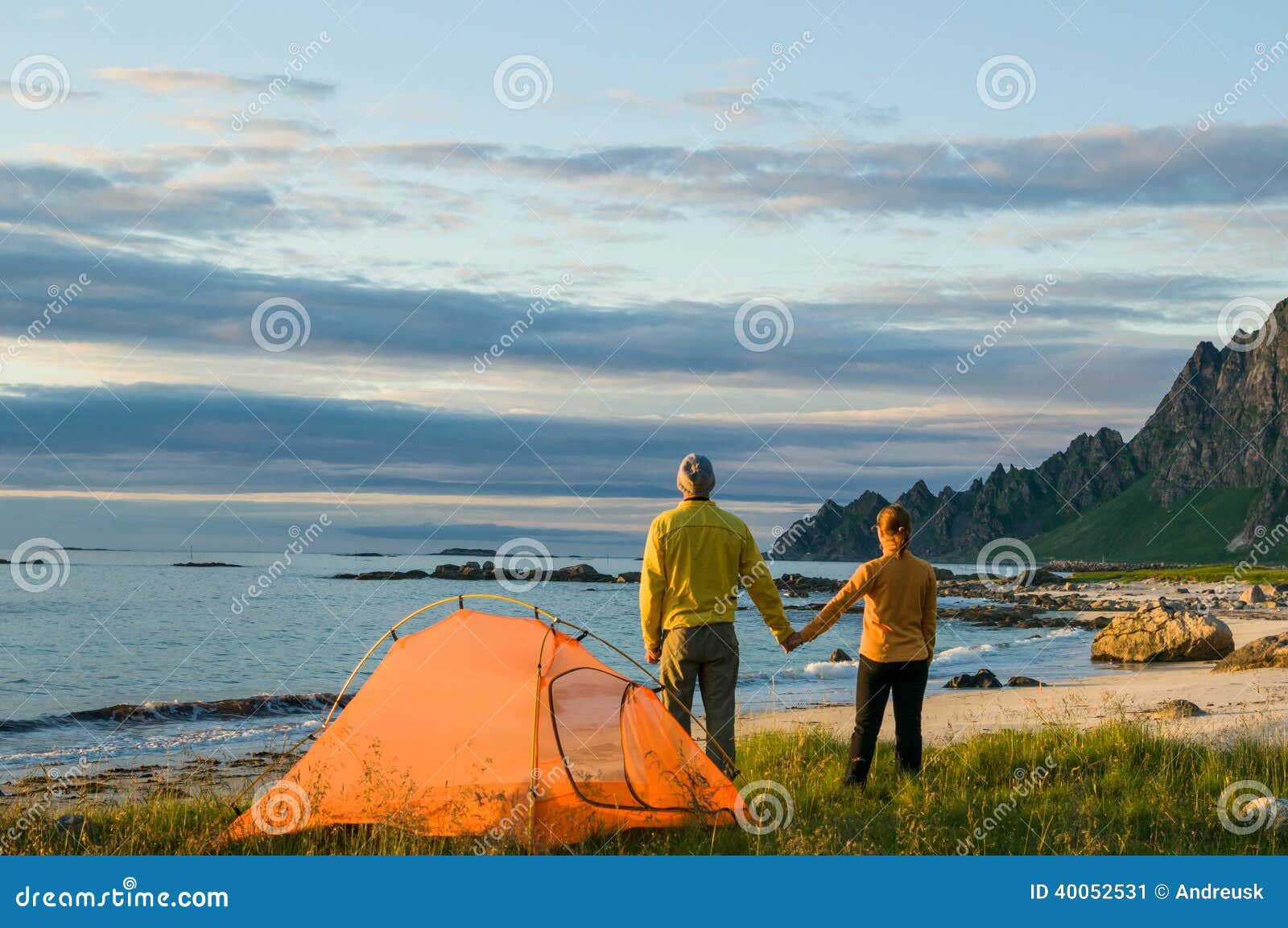 Pares Que Acampan En Noruega Imagen de archivo - Imagen de exterior ...