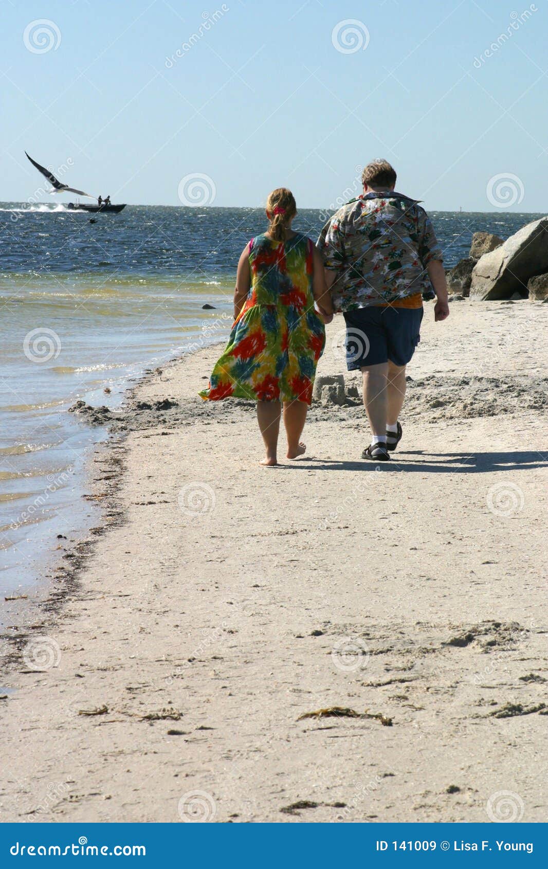 Pares Que Dan Un Paseo En La Playa Imagen de archivo editorial - Imagen ...