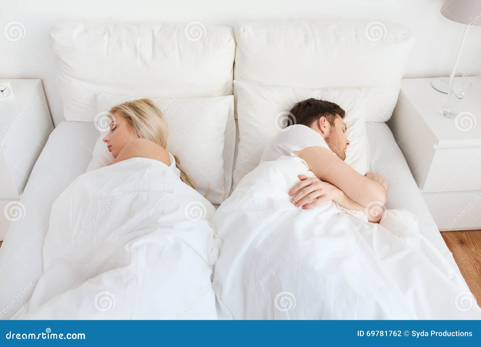 Pares Que Duermen En Cama En Casa Foto de archivo - Imagen de divorcio ...