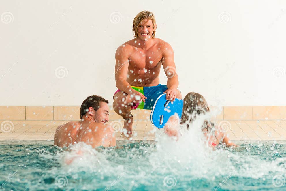 Pares Que Ejercitan Aquarobics Foto de archivo - Imagen de mujer ...