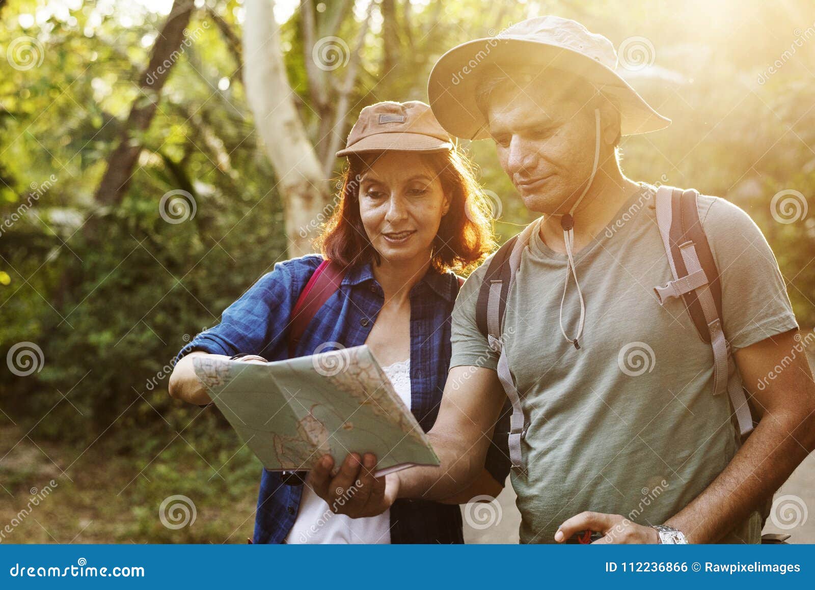 Pares Que Emigran Junto Usando Mapa Foto de archivo - Imagen de ...