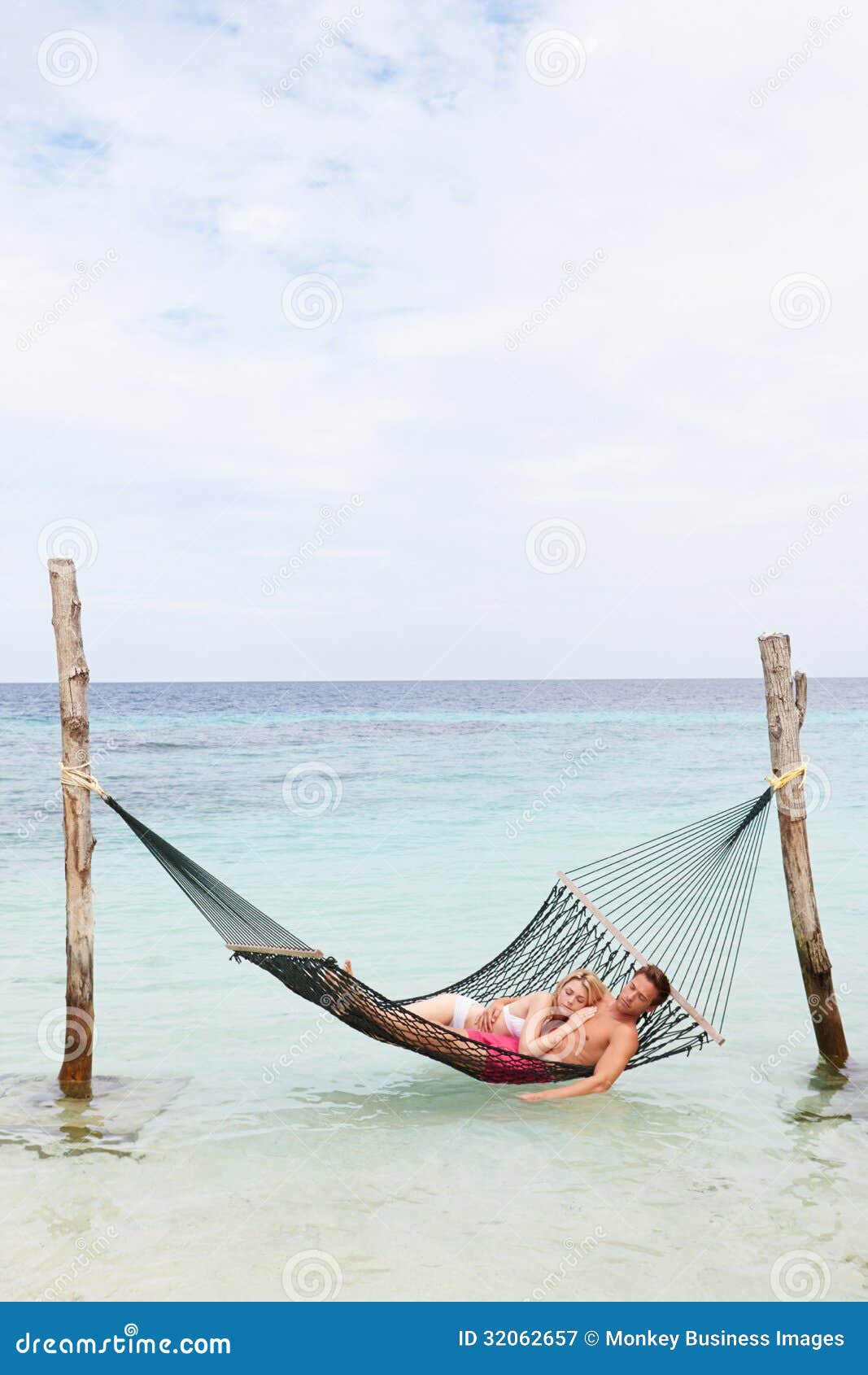 Pares Que Relaxam Na Rede Da Praia Imagem de Stock - Imagem de adulto ...