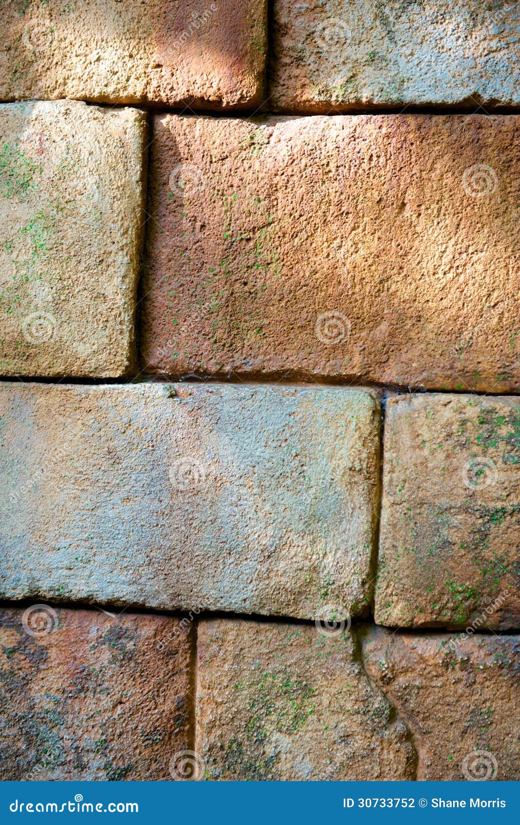 Parete Di Pietra Ruvida Con Muschio Fotografia Stock - Immagine di ...