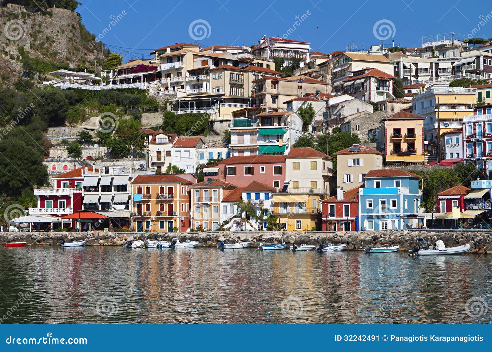Parga stad i Grekland fotografering för bildbyråer. Bild av landmärke ...