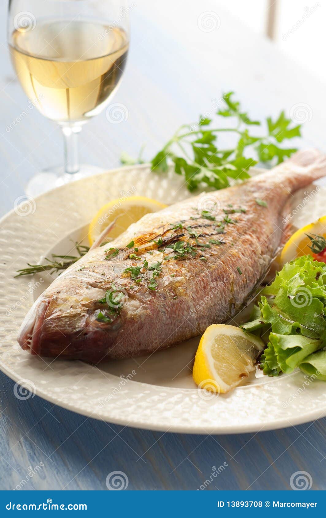 Pargo Rojo Asado a La Parilla Con La Ensalada Foto de archivo - Imagen ...