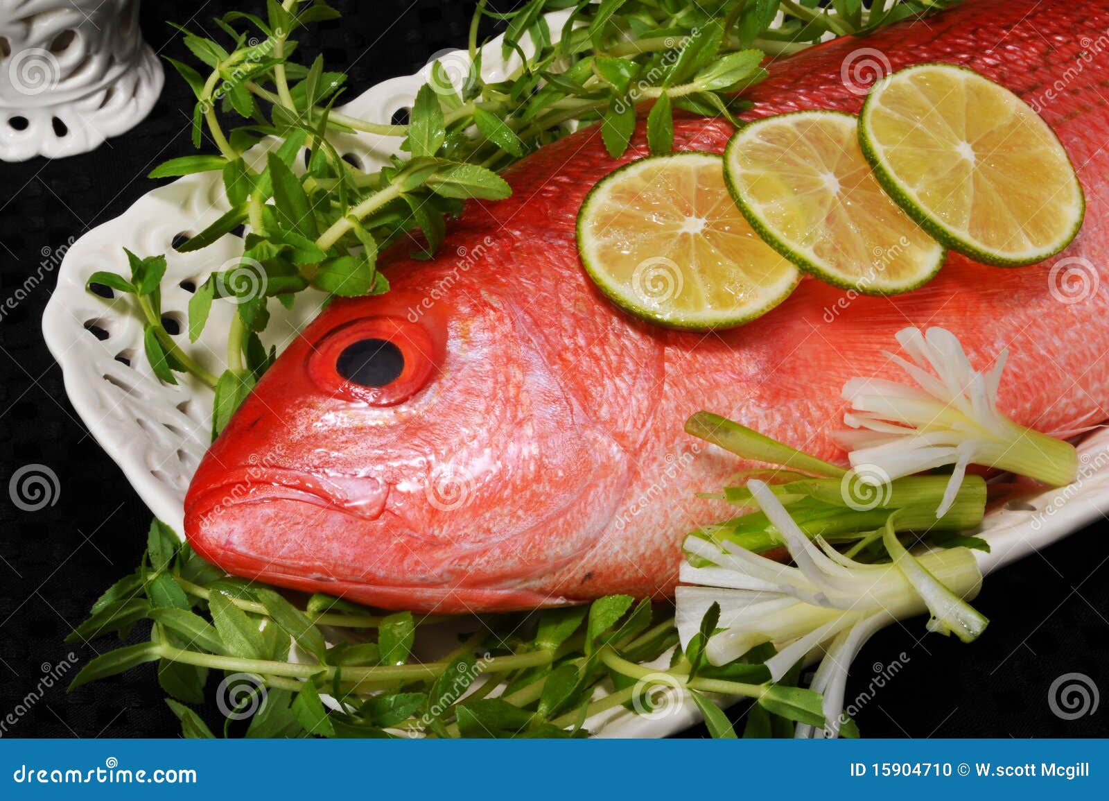 Pargo rojo en una placa foto de archivo. Imagen de cocinado - 15904710