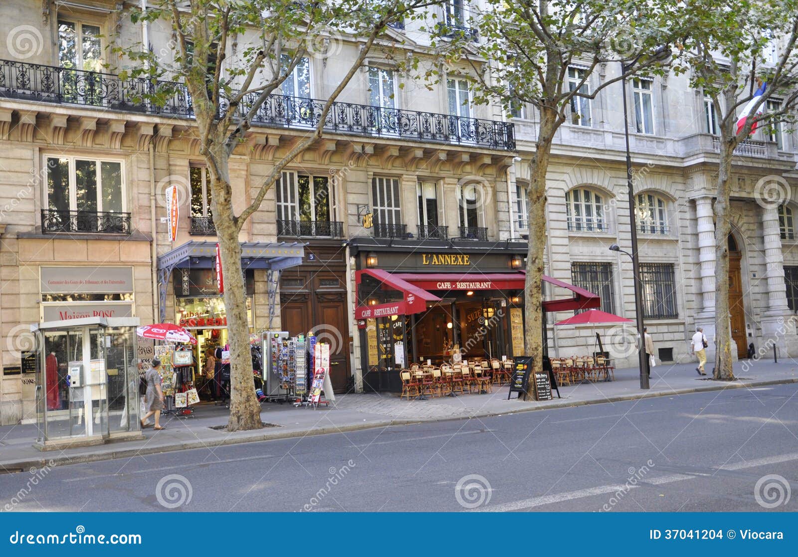 Parijs, Augustus-15-terras in Parijs Redactionele Stock Afbeelding ...