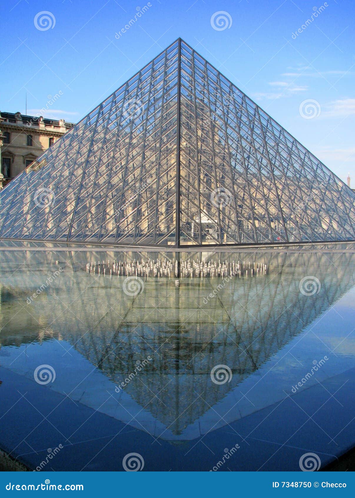 Parijs - De Piramide Van Het Louvre Redactionele Afbeelding - Image of ...
