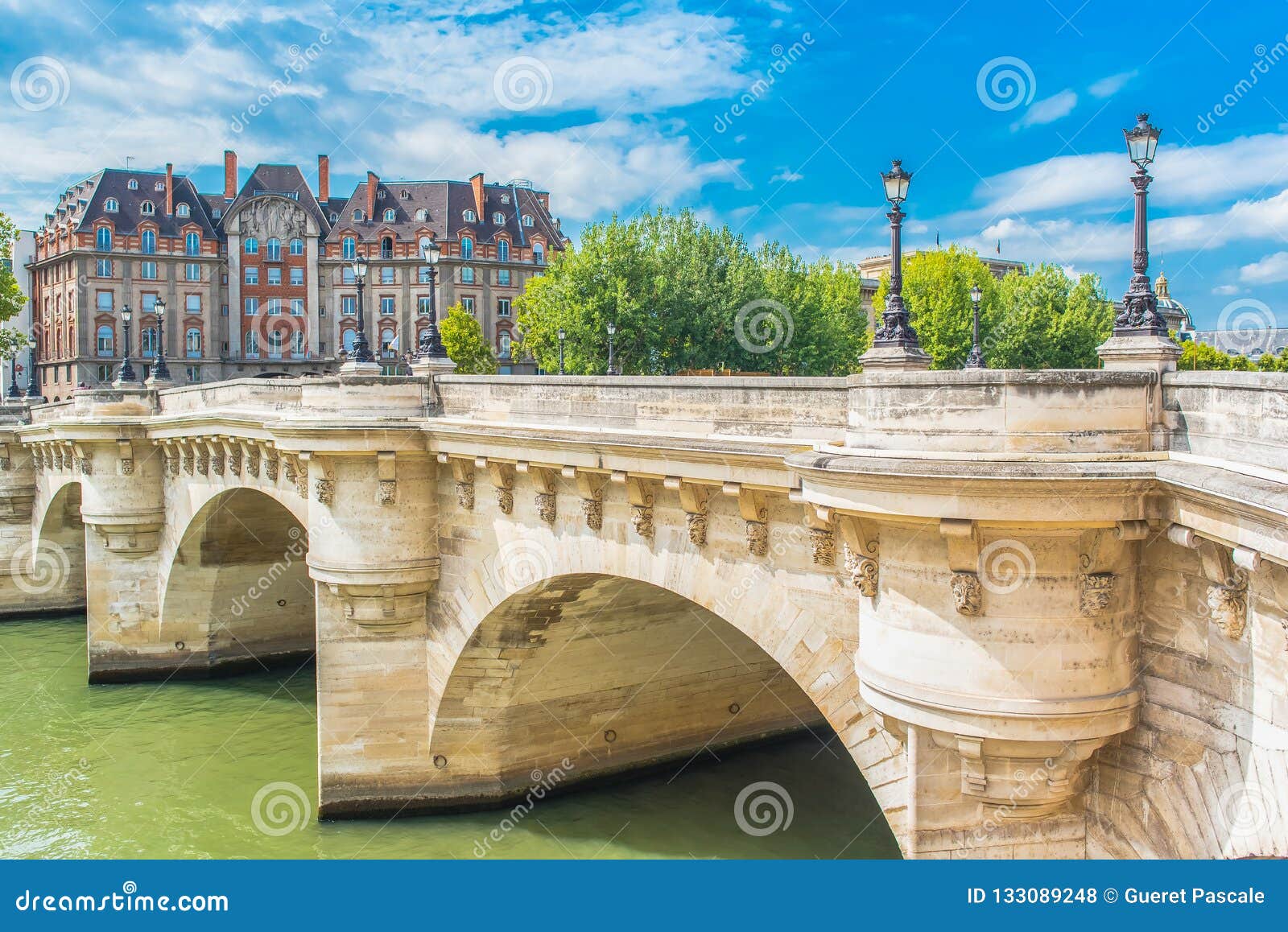 Parijs, het Pont-Neuf stock foto. Image of centrum, museum - 133089248