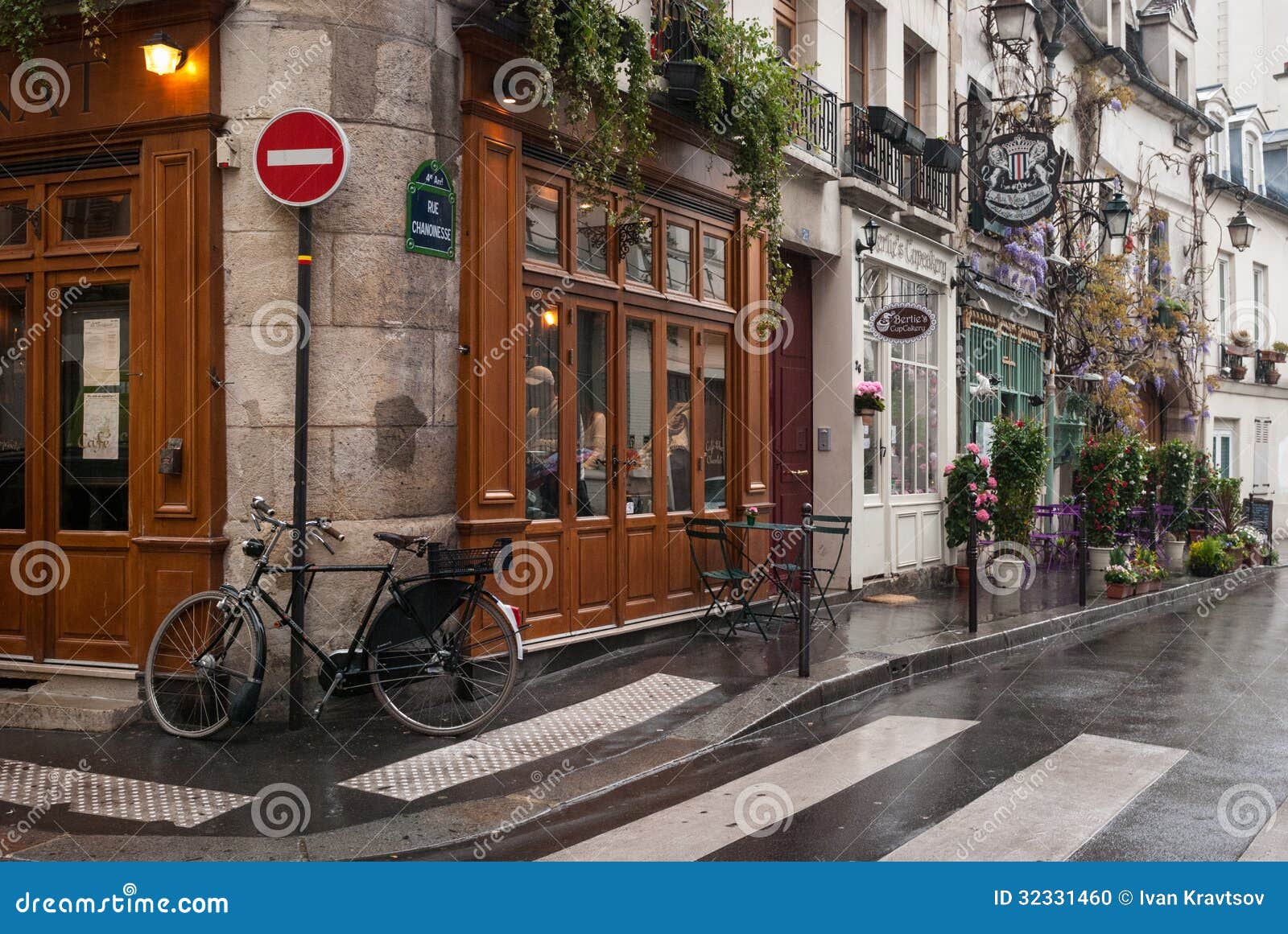 Paris cafe editorial image. Image of city, corner, plant - 32331460