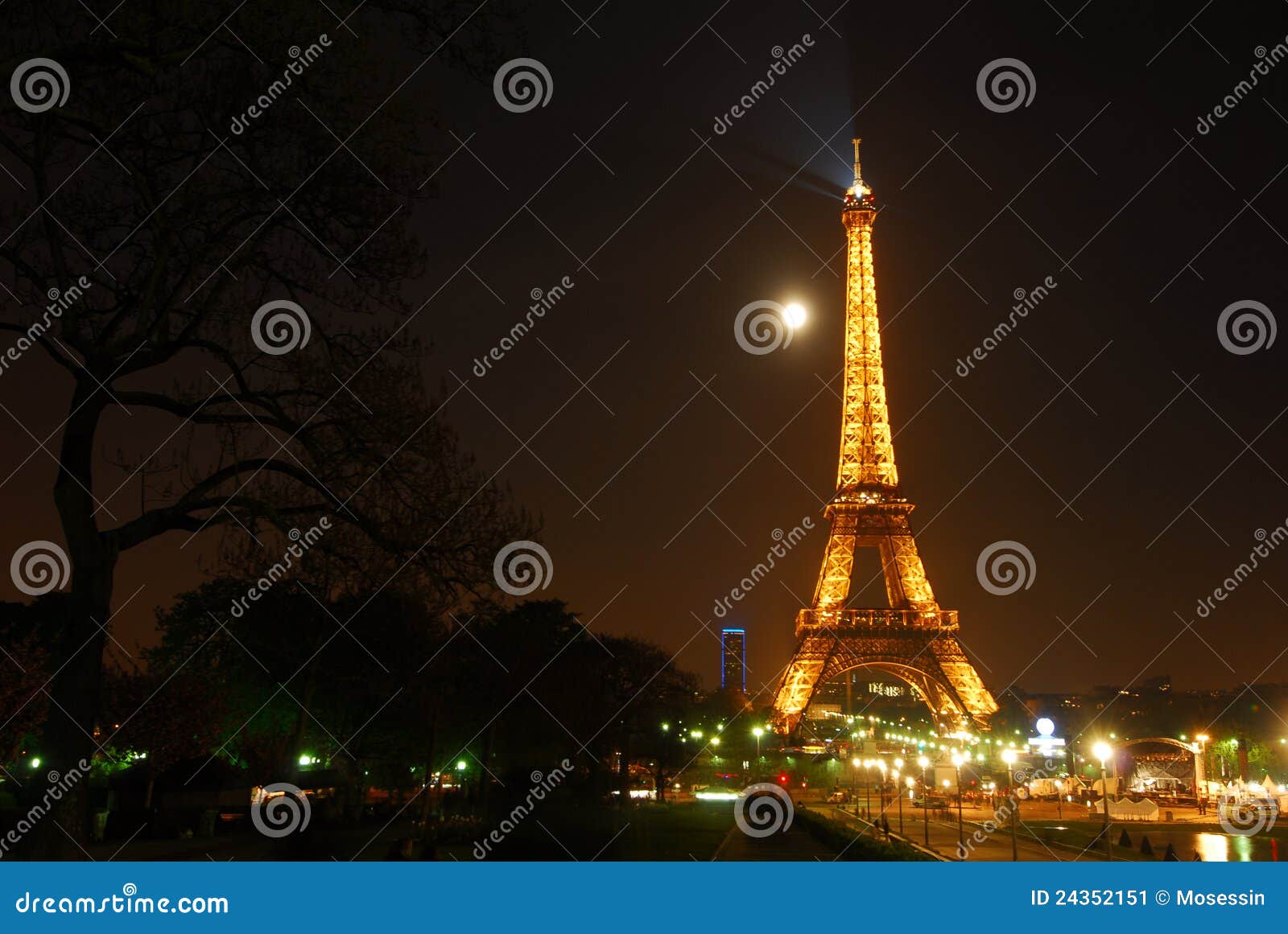 Paris Eiffel Tower editorial photo. Image of scene, landmark - 24352151