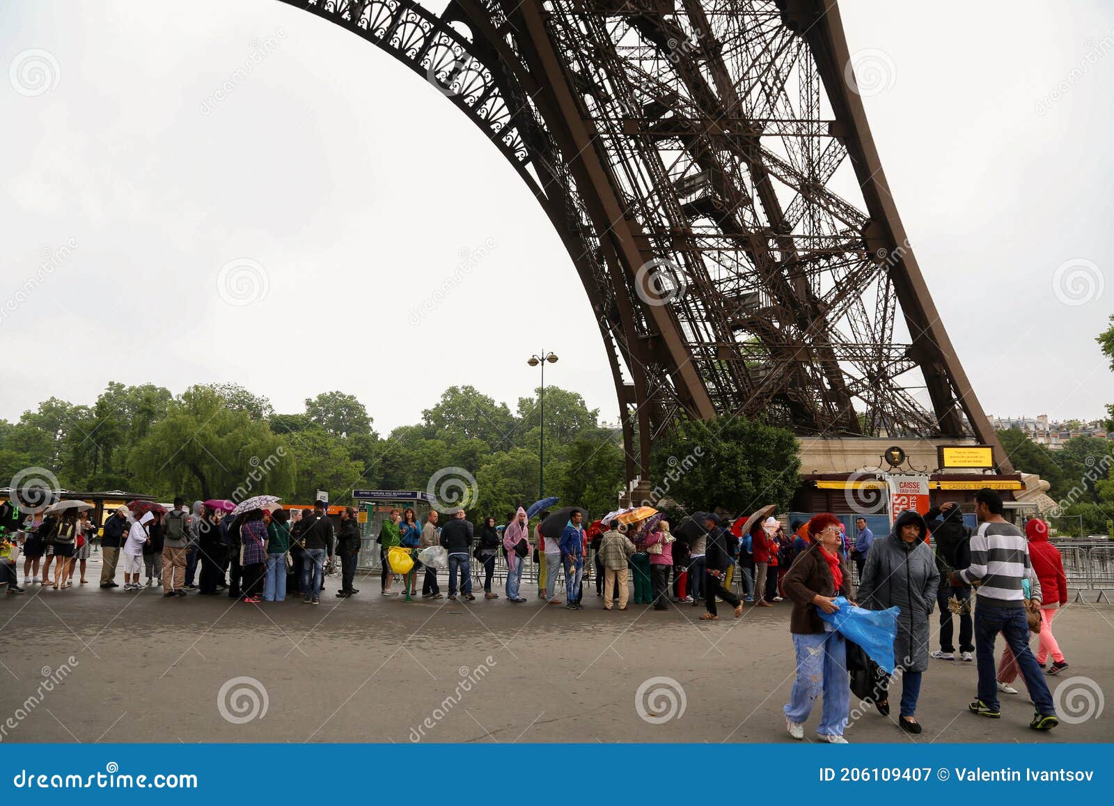 People Stand in Line To Climb the Eiffel Tower Editorial Photography ... People Stand in Line To Climb the Eiffel Tower Editorial Photography ...