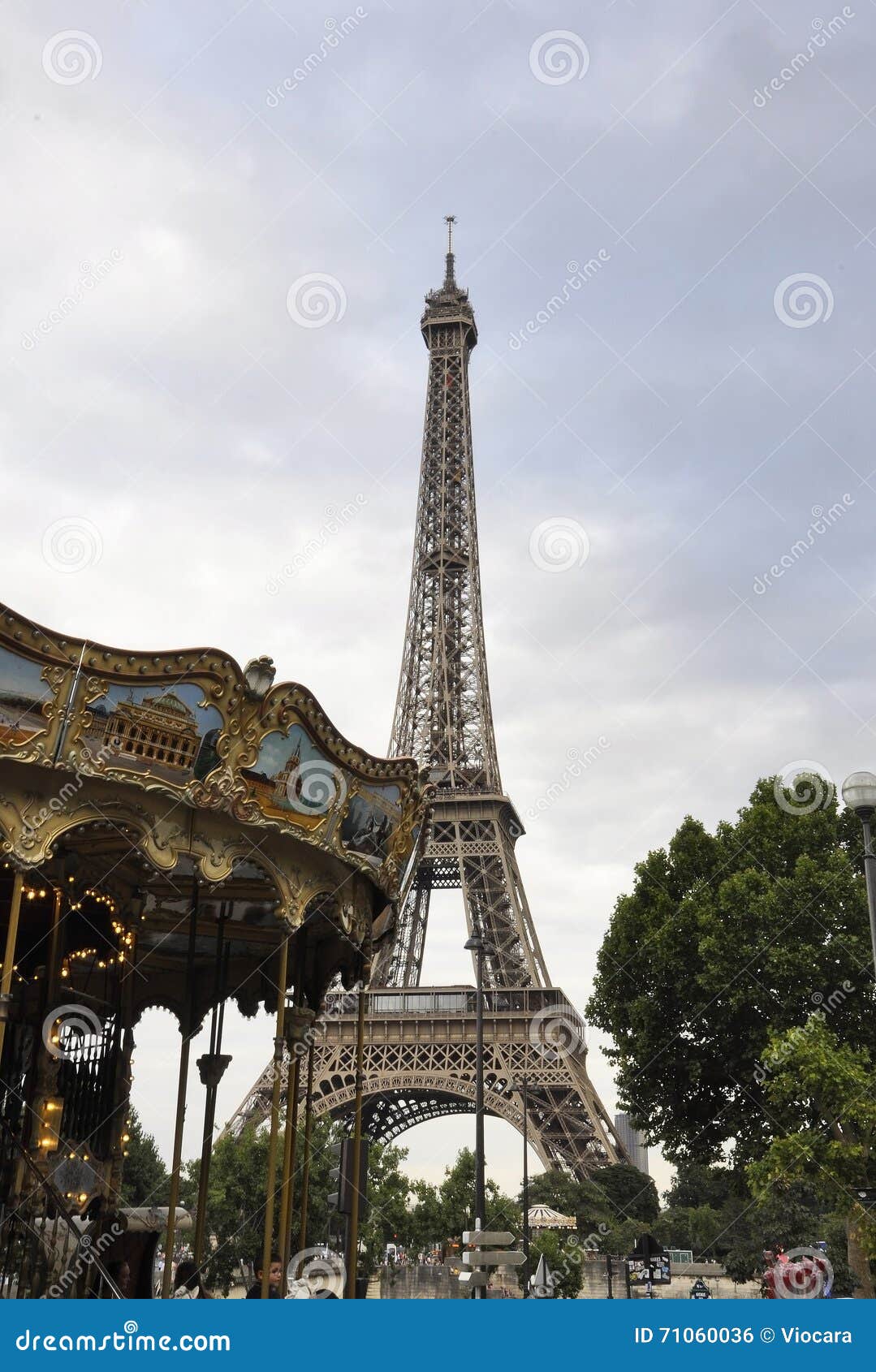 Paris, am 19. Juli: Karussell Nahe Eiffelturm Von Paris in Frankreich ...