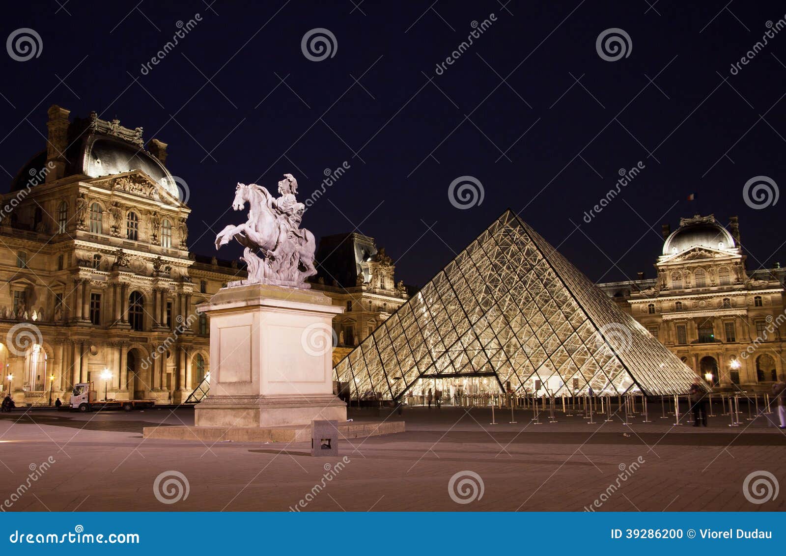 Paris, Louvre, night scene editorial image. Image of destination - 39286200