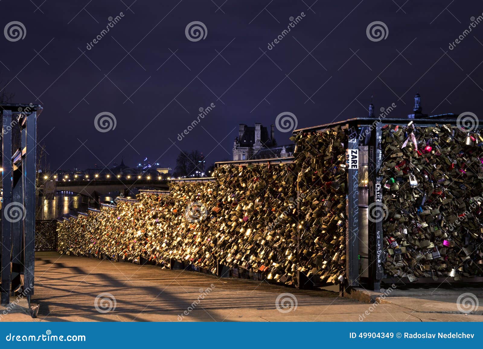 Paris lovers bridge editorial stock image. Image of connection - 49904349