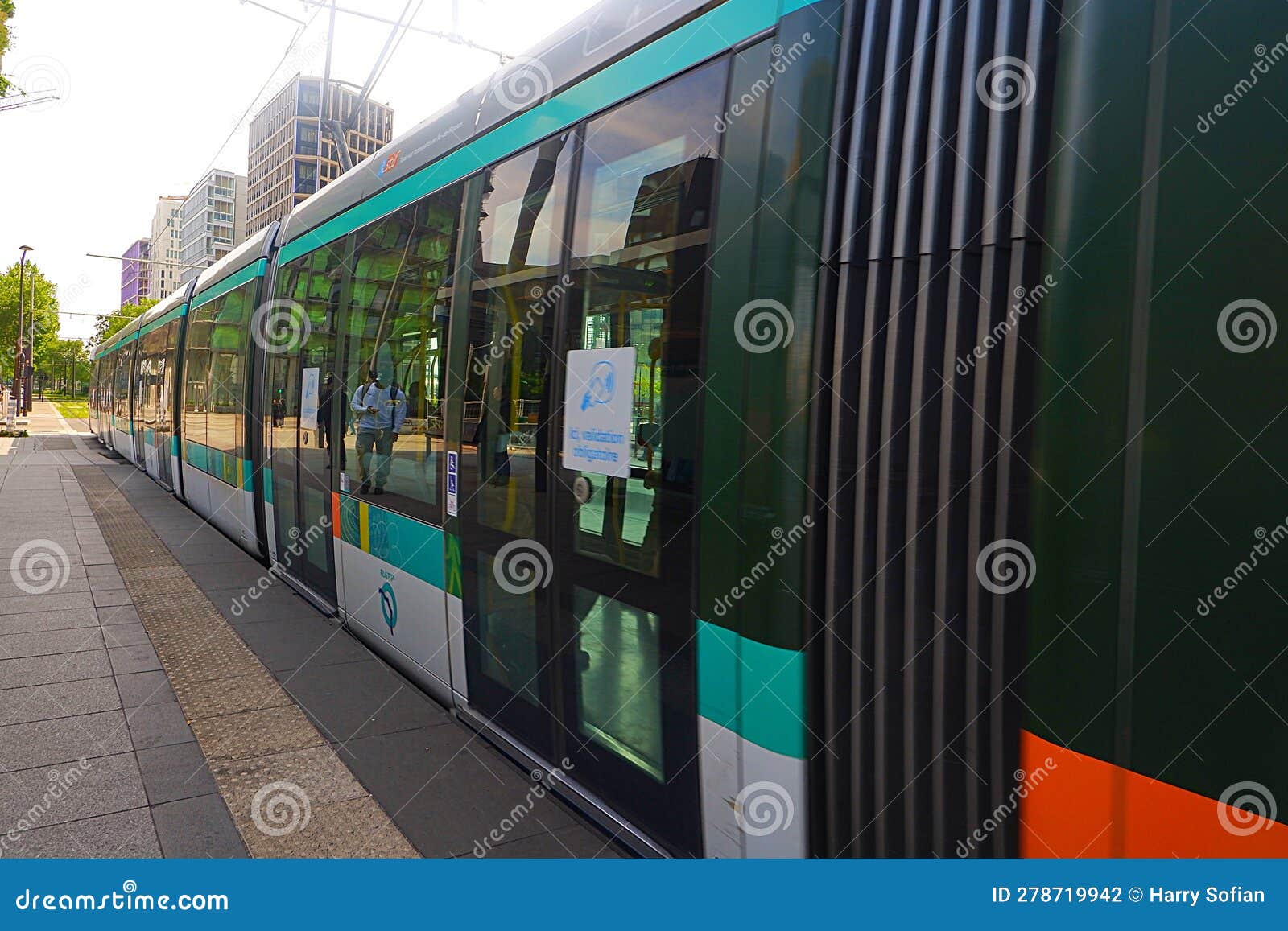Paris metro subway train editorial photography. Image of public - 278719942