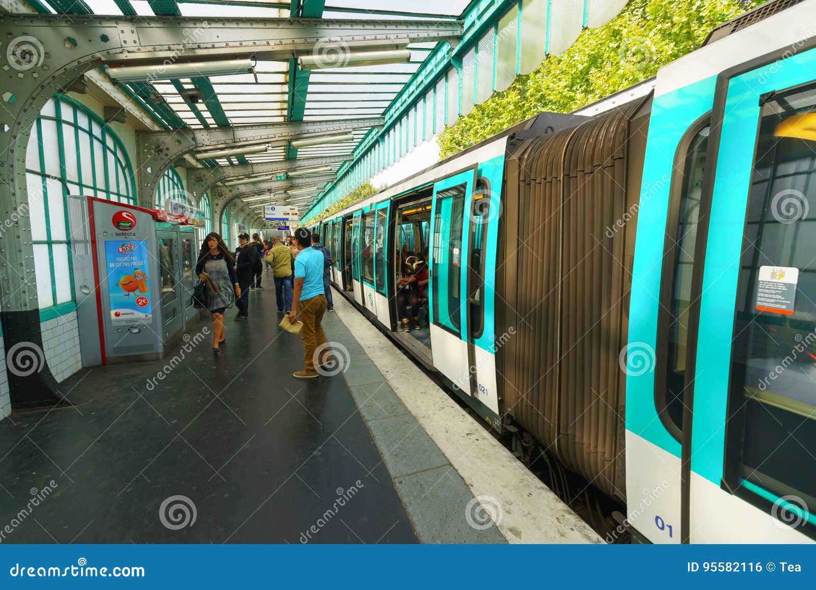 Paris Metropolitain Station Editorial Photo - Image of city, railroad ...