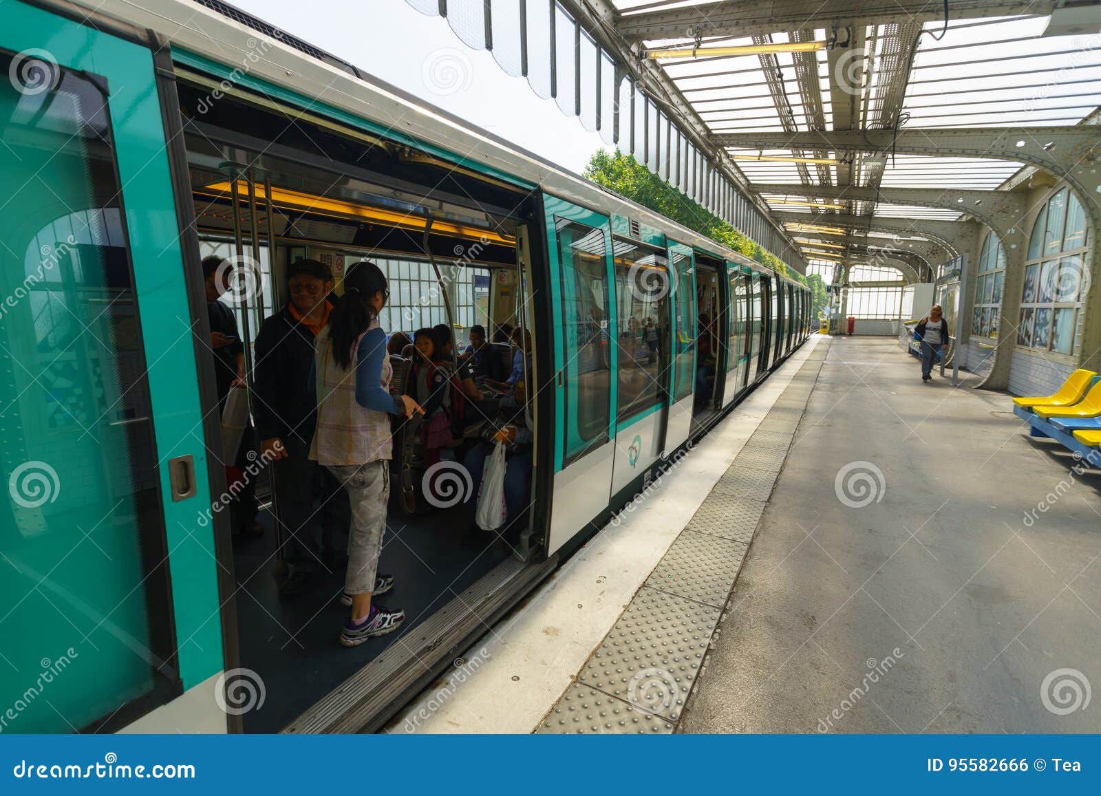 Paris Metropolitain Station Editorial Photo - Image of metro, platform ...