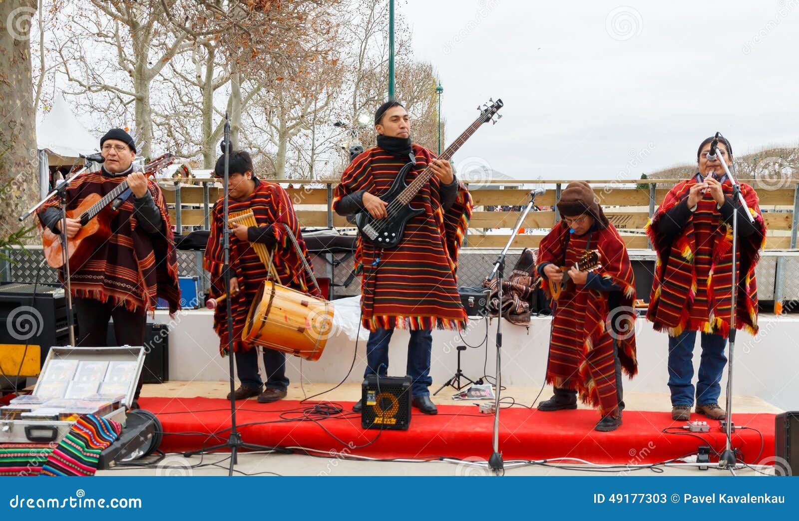 Paris Musiciens de rue photo stock éditorial. Image du centre - 49177303