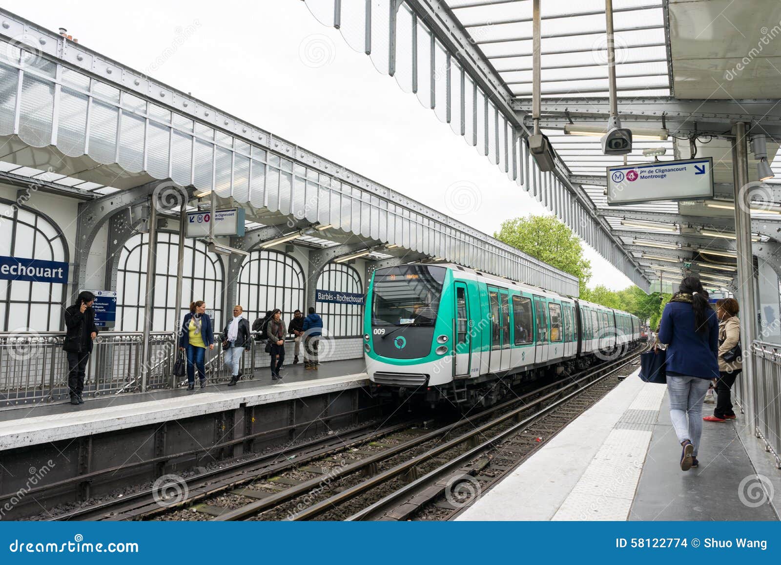 Paris subway editorial stock image. Image of building - 58122774