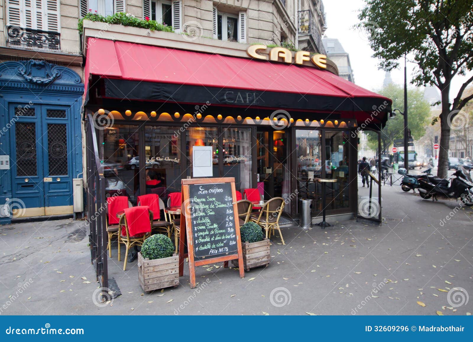 Parisian Cafe at a Street Corner Editorial Photo - Image of cafe ...