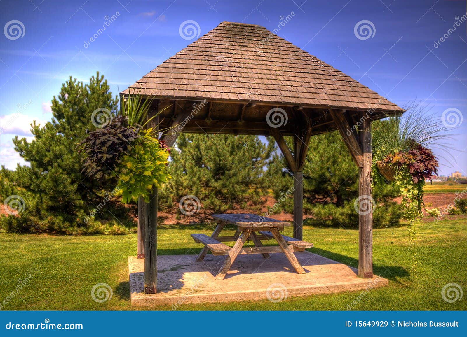 Park Bench Overlooking City Stock Image - Image of trees, moss: 15649929