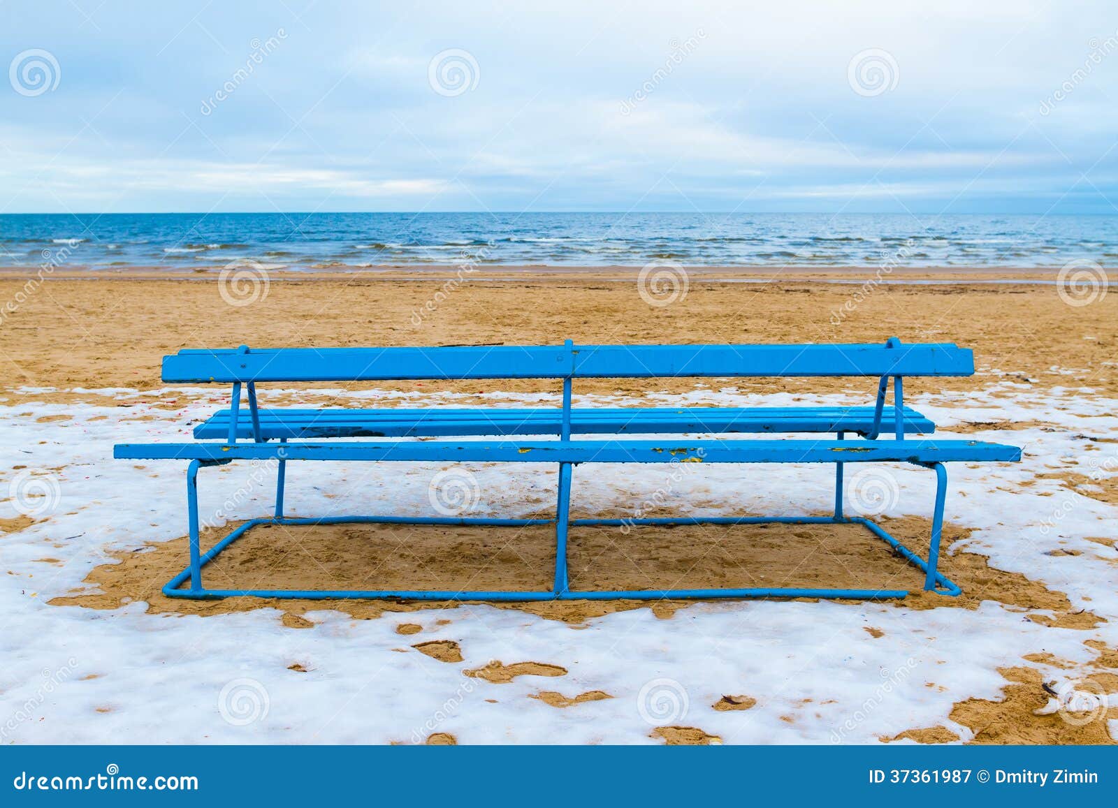 Park Bench on a Winter Beach Stock Image - Image of lake, harbor: 37361987