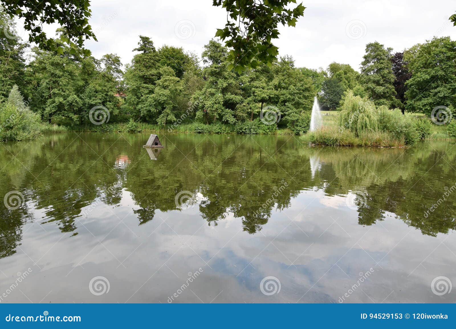 Park with Pond and Fountain Stock Image - Image of city, scenery: 94529153