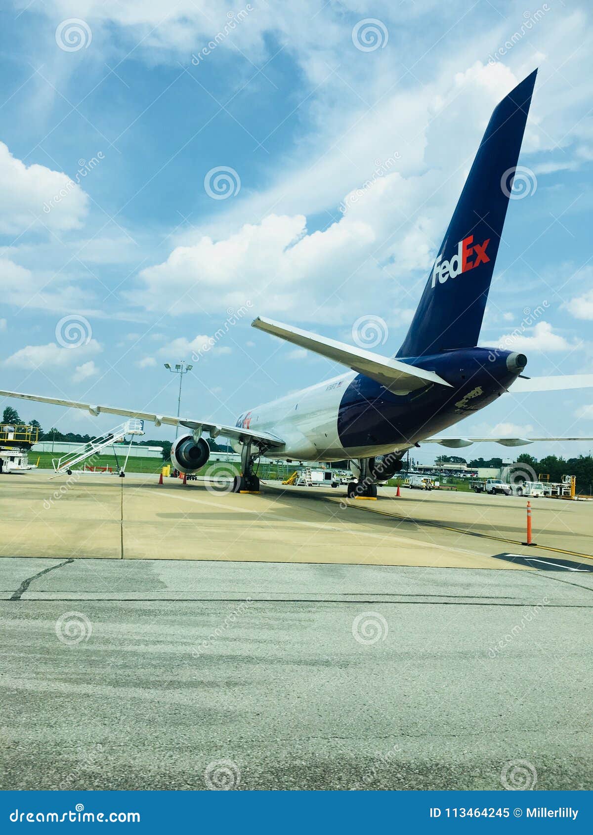 Parked FedEx airplane editorial image. Image of transportation - 113464245