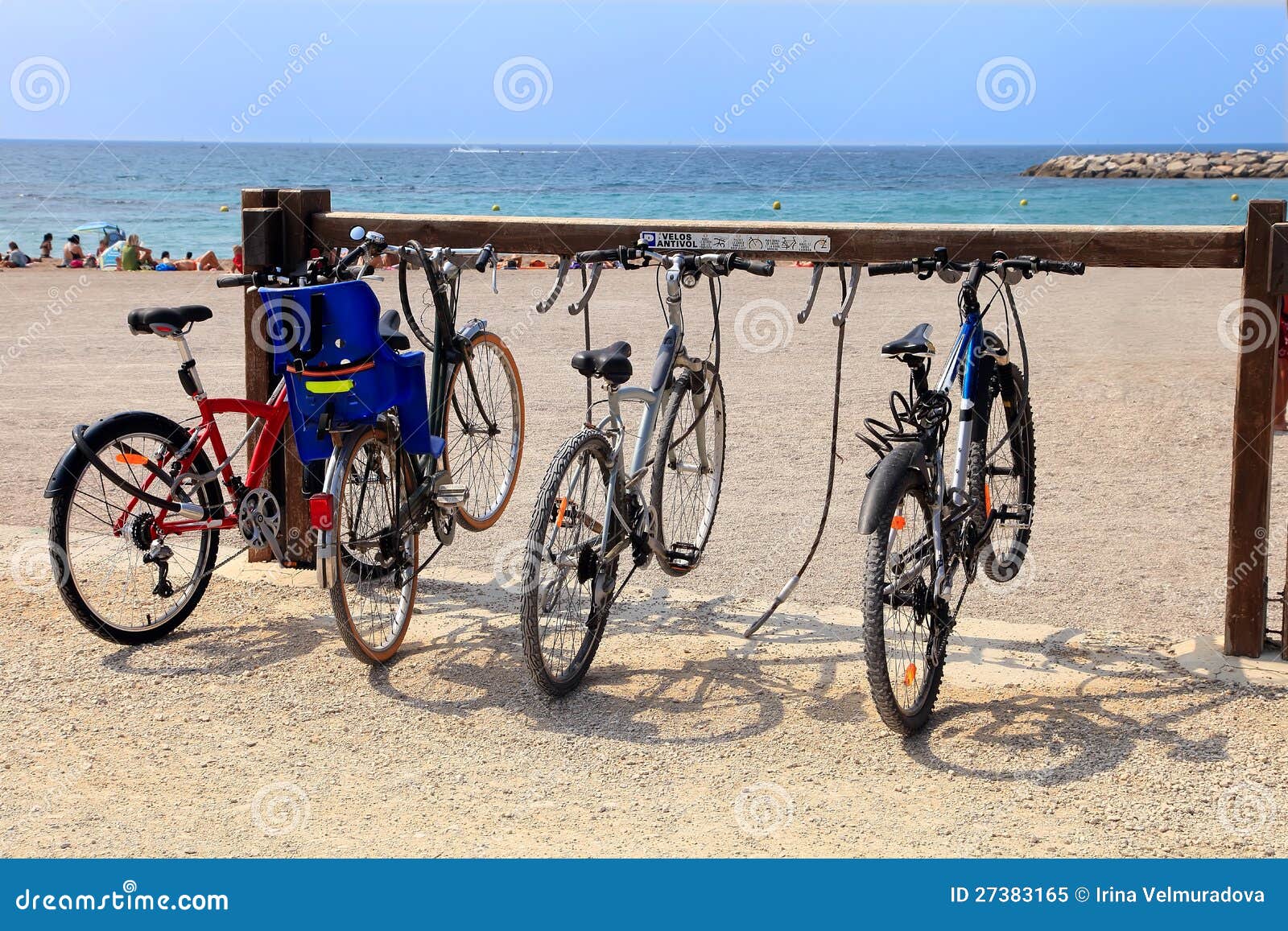Parkeerplaats Voor Fietsen Op Het Strand Stock Afbeelding - Image of ...