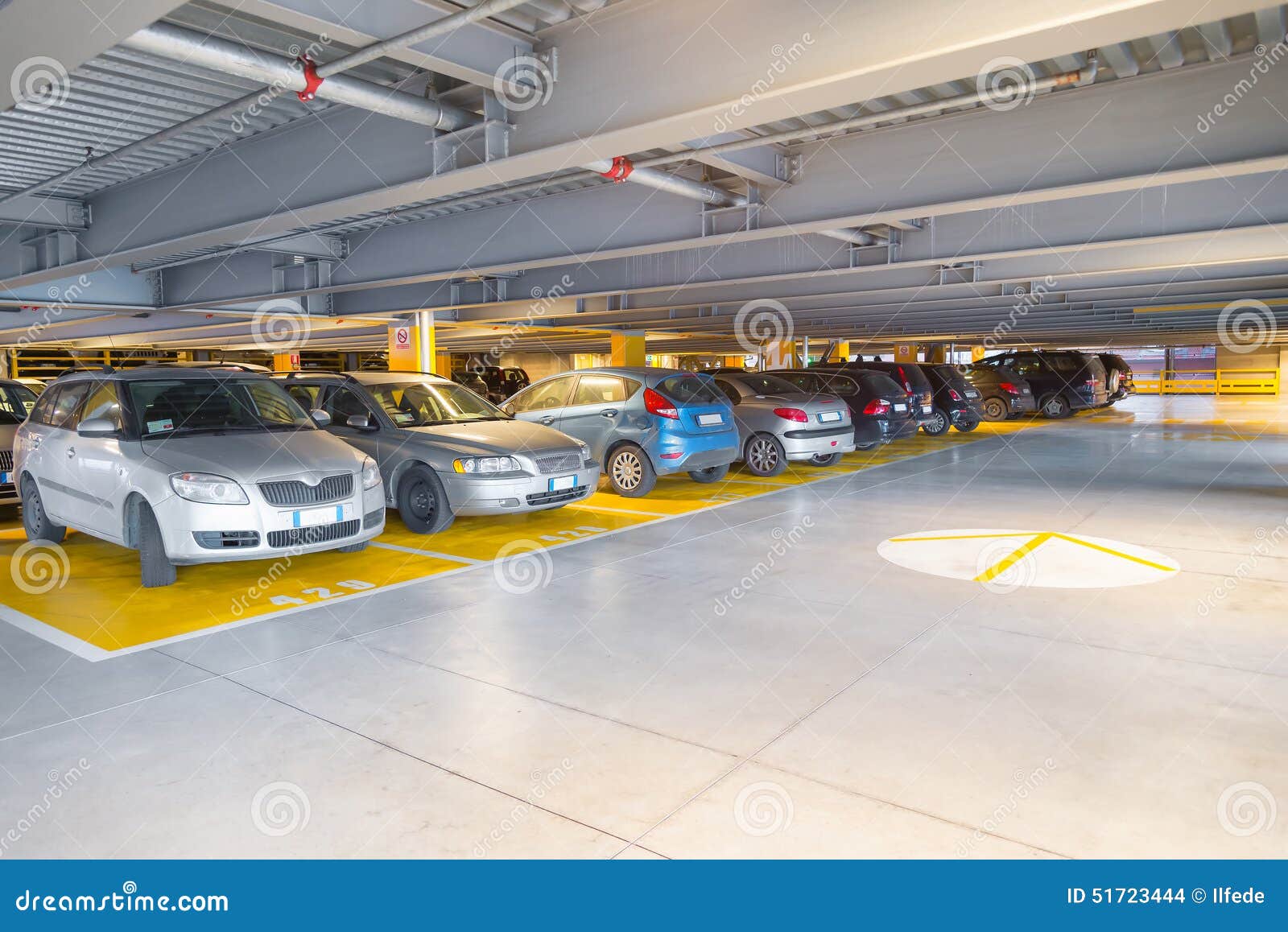 Parkhaus Mit Parkendes Auto Stockfoto - Bild von funktion, innere: 51723444
