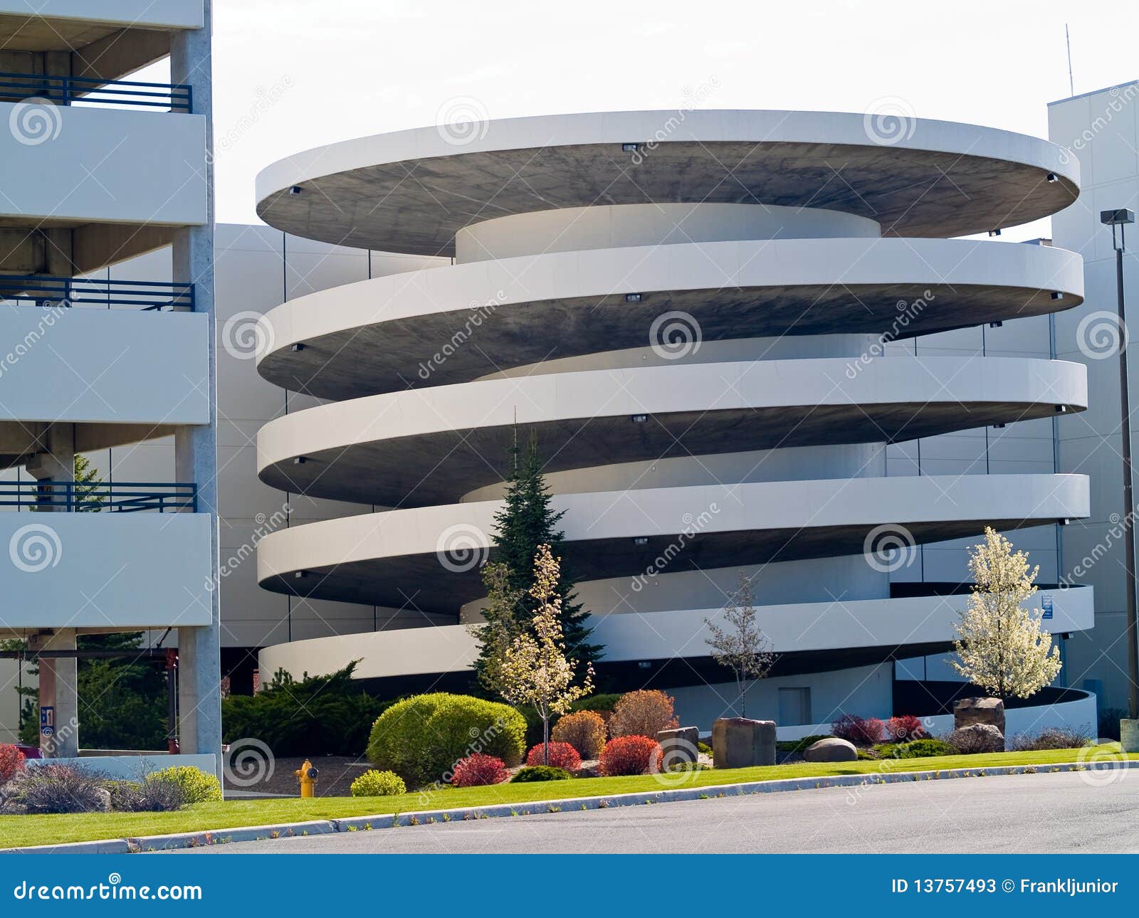 Parkhaus-Rampen stockbild. Bild von auslegung, industriell - 13757493