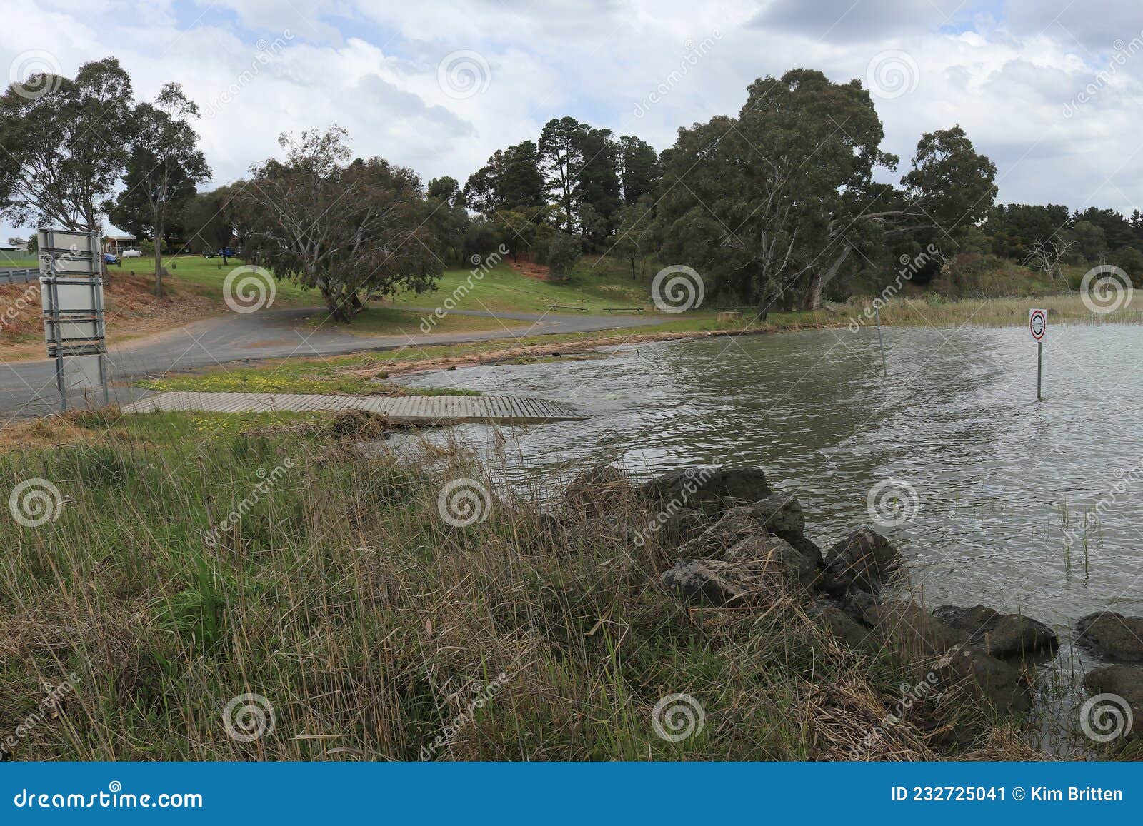 Parking Area and Boat Access Ramp at Lake Burrumbeet Foreshore Stock ...