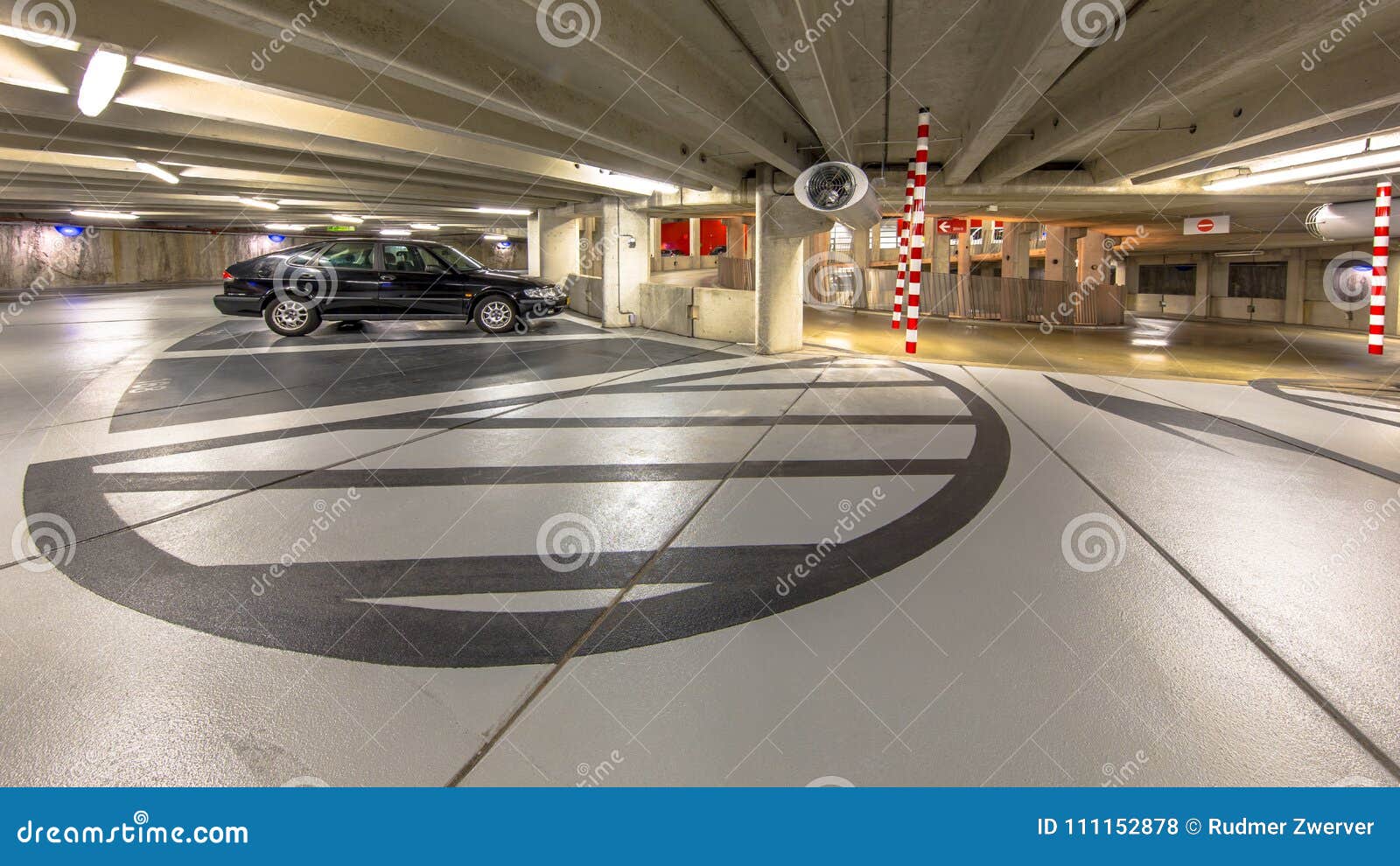 Camino Circular En El Edificio Del Estacionamiento Fotos de stock ...