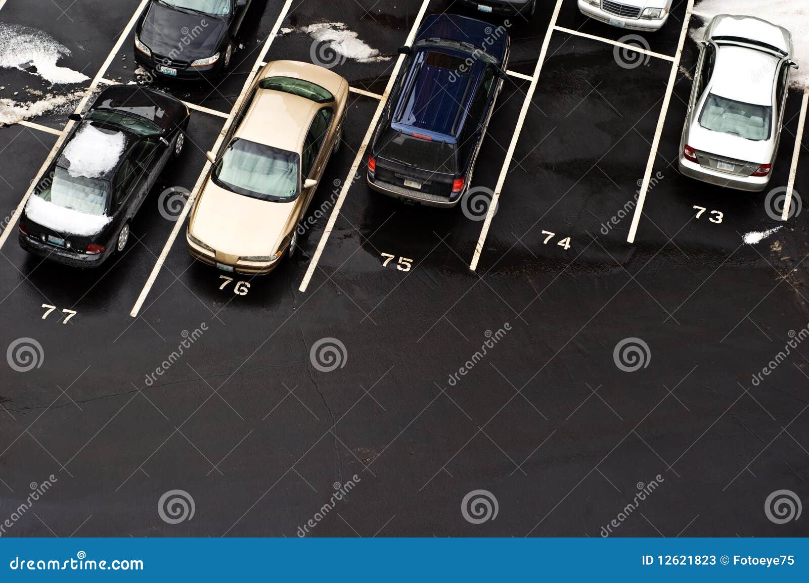 Parkplatz-Autos stockbild. Bild von automobile, platz - 12621823