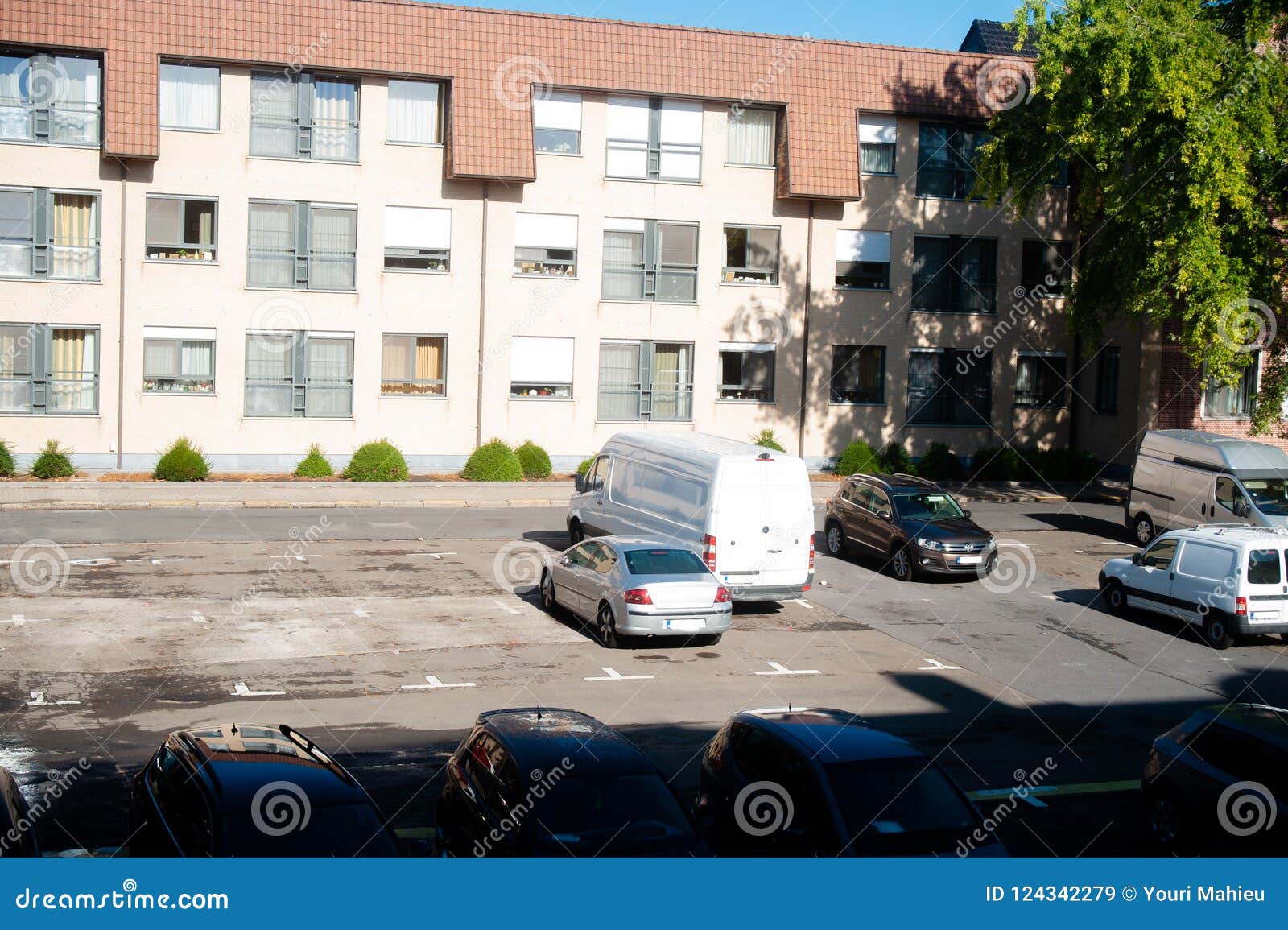 Parkplatz in einer Stadt stockbild. Bild von zeile, leer - 124342279