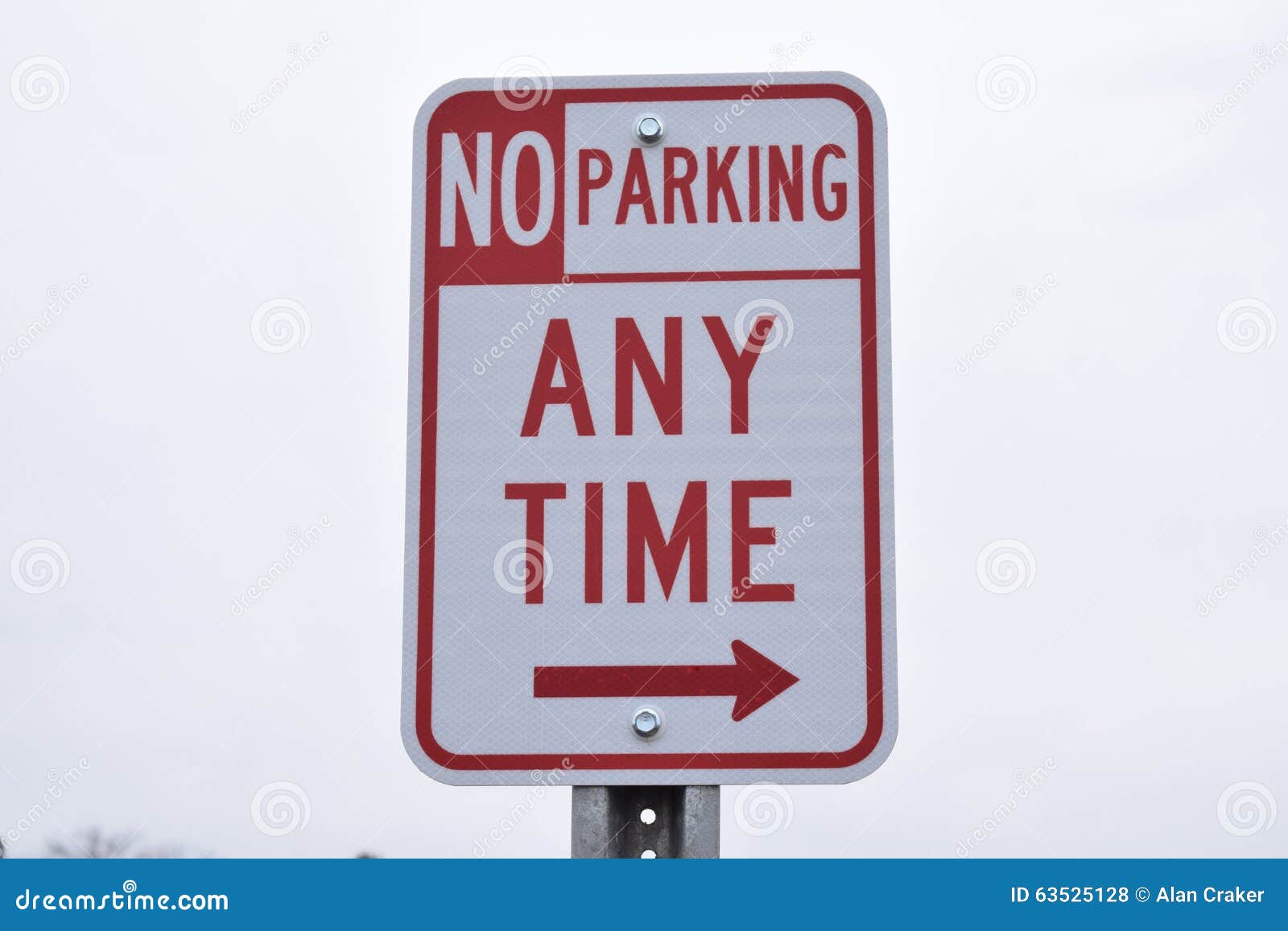 Parkverbot-jederzeit Straßenschild Mit Pfeil Stockfoto - Bild von ...