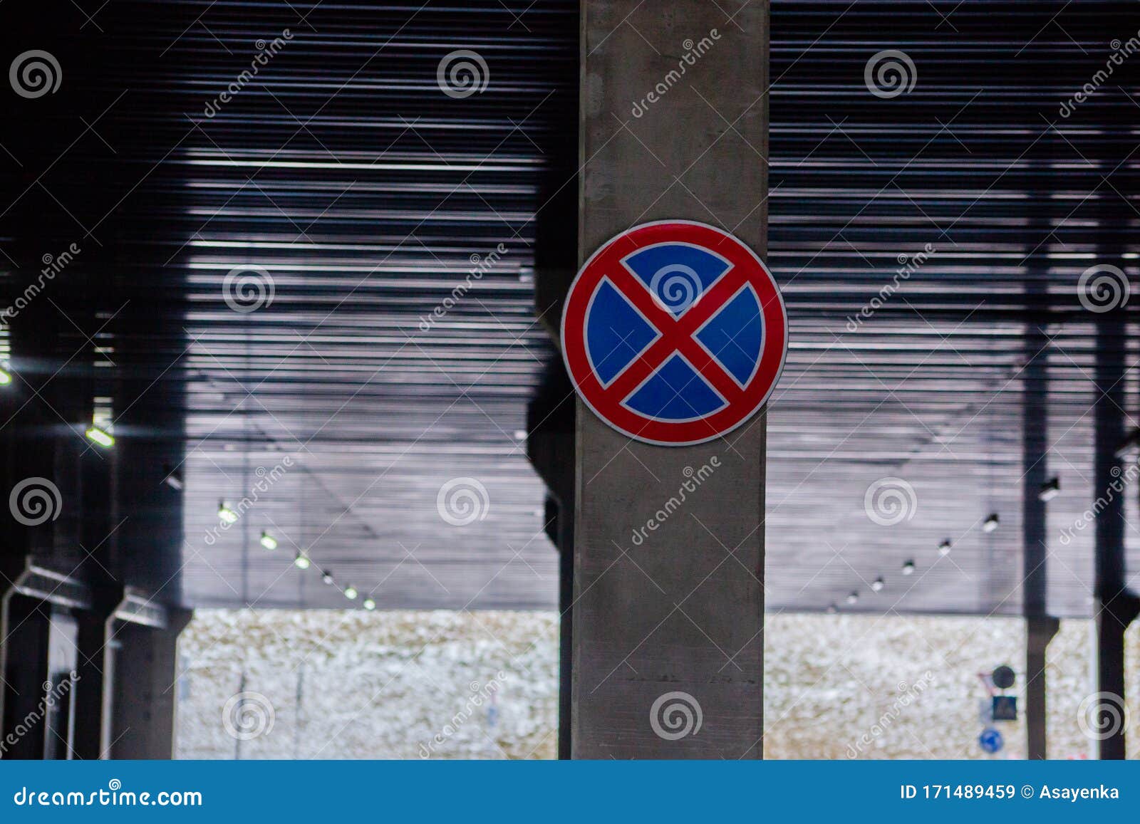 Parkverbot Zeichen Oder in Einem Autoparken Nahe Einem Einkaufszentrum ...