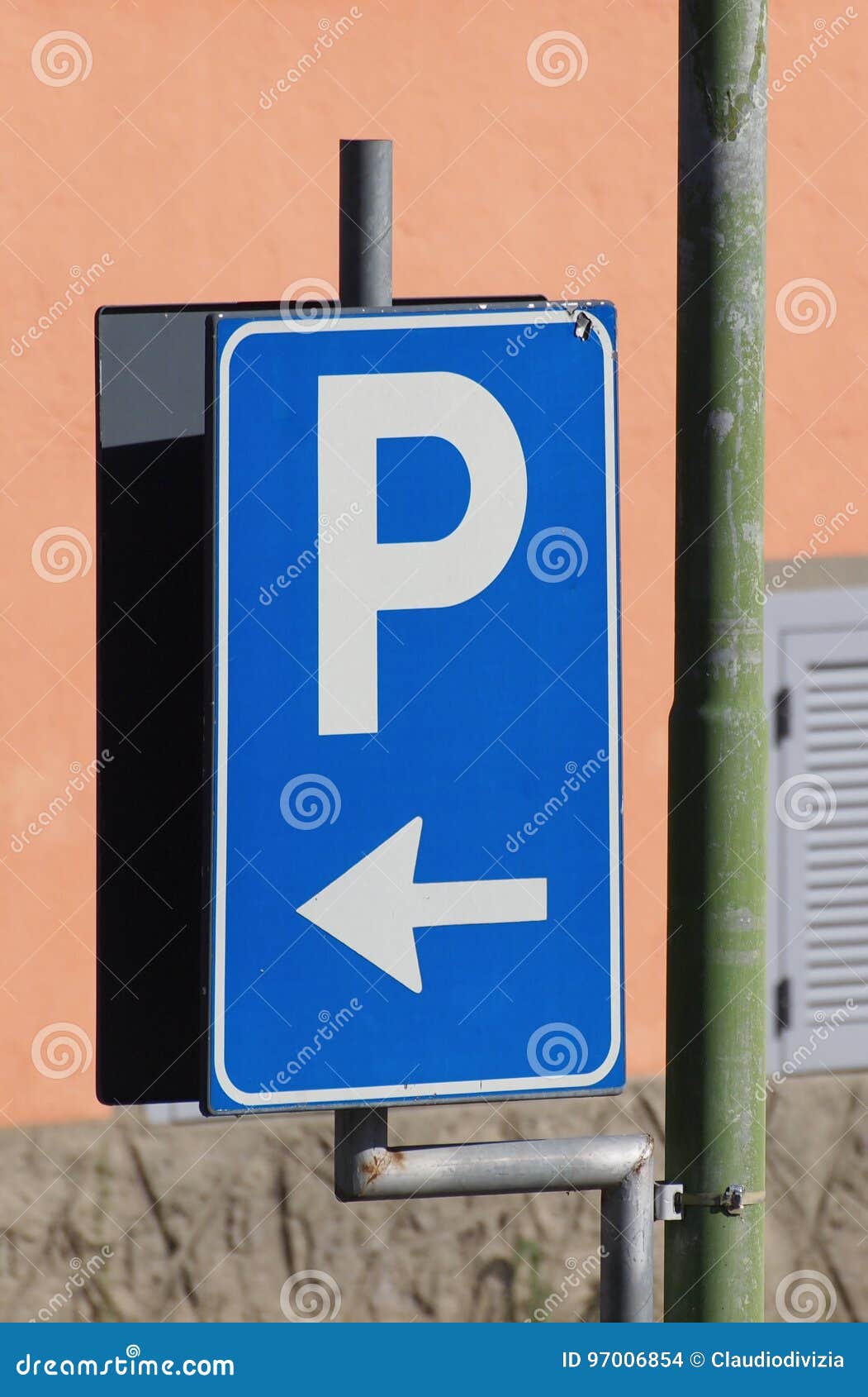 Parkzeichen mit Pfeil stockfoto. Bild von richtung, verkehr - 97006854