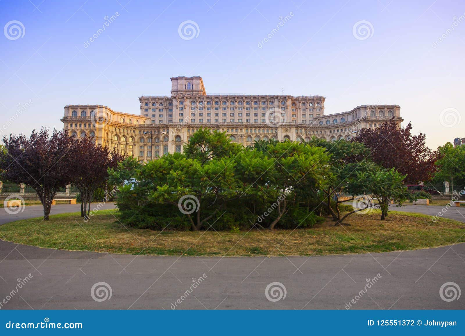 Parlementsgebouw Van Boekarest Stock Foto - Image of groen, openlucht ...