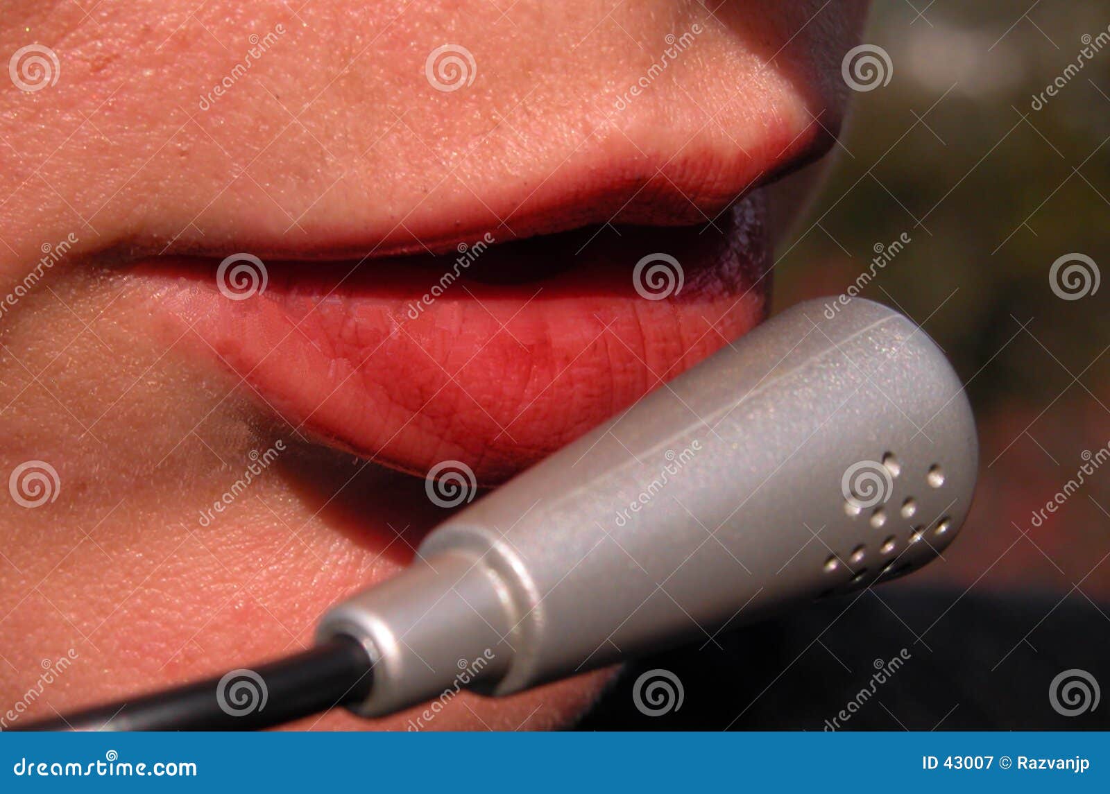 Parler dans le microphone image stock. Image of languettes - 43007