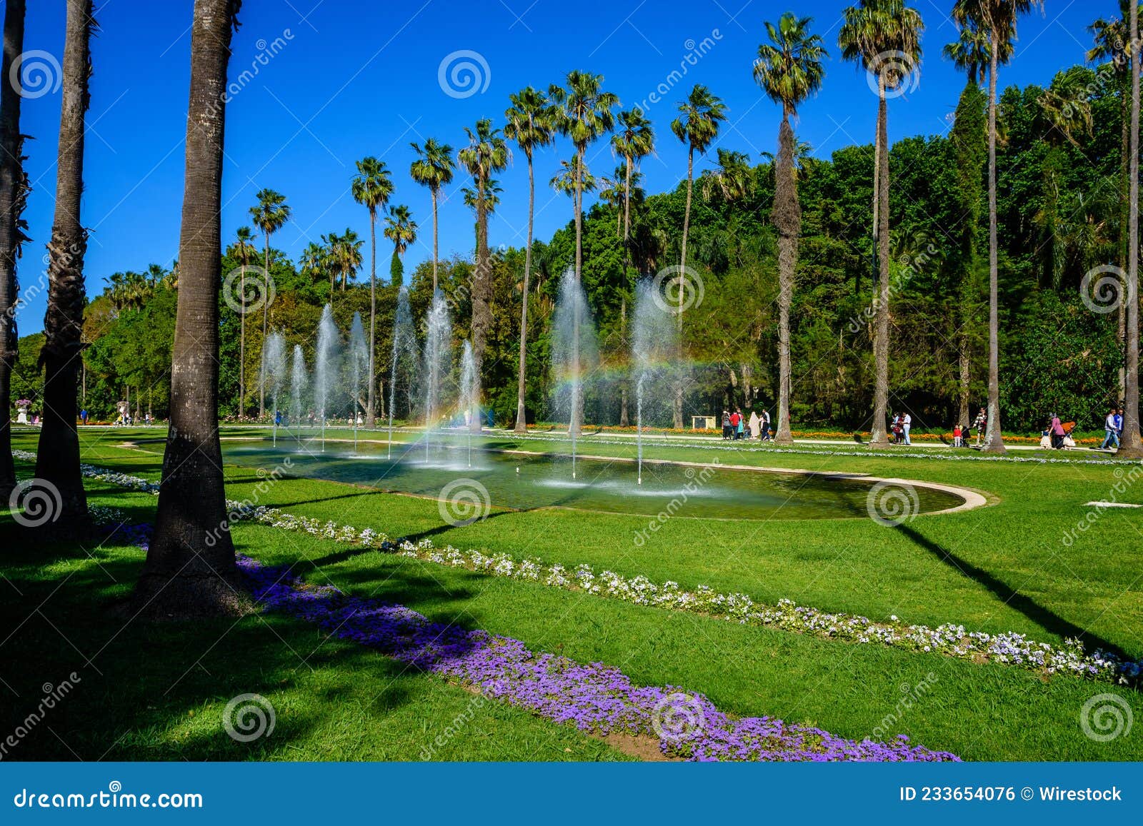 Parque Con Fuentes Y Palmeras Foto de archivo - Imagen de parque ...