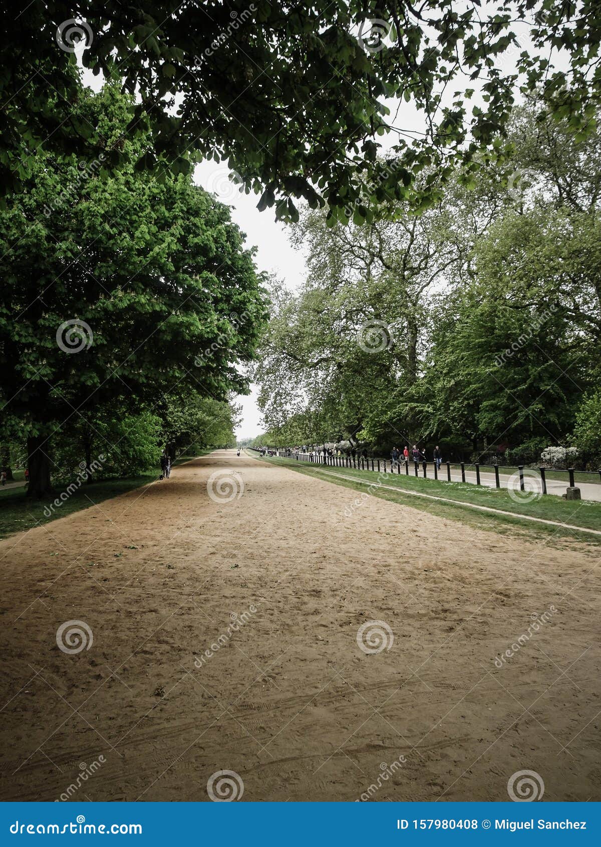 Parque con gente caminando foto de archivo. Imagen de verano - 157980408