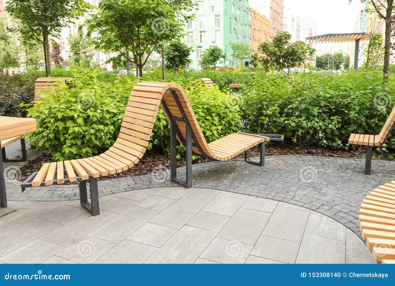 Parque Con Los Bancos De Madera Foto de archivo - Imagen de bancos ...