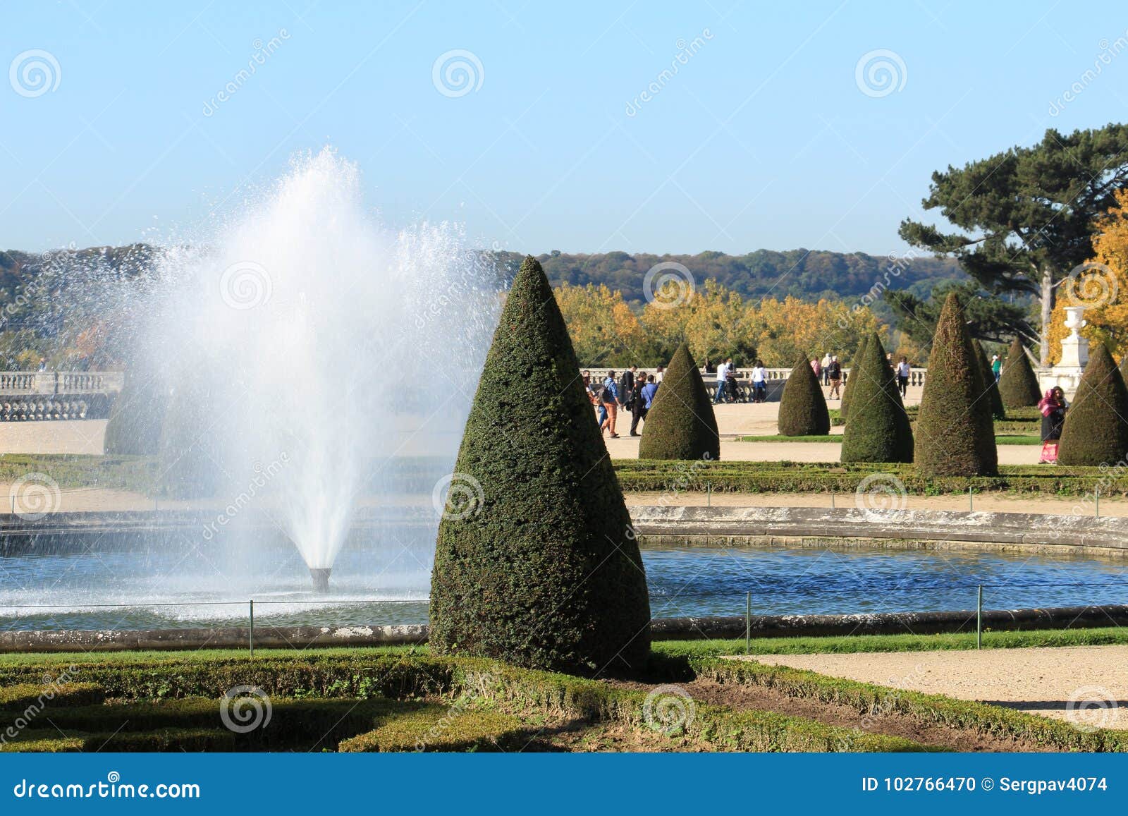 Parque con una fuente imagen editorial. Imagen de verde - 102766470