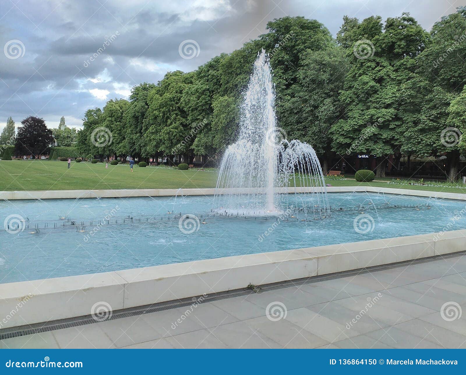 Parque con una fuente foto de archivo. Imagen de parque - 136864150