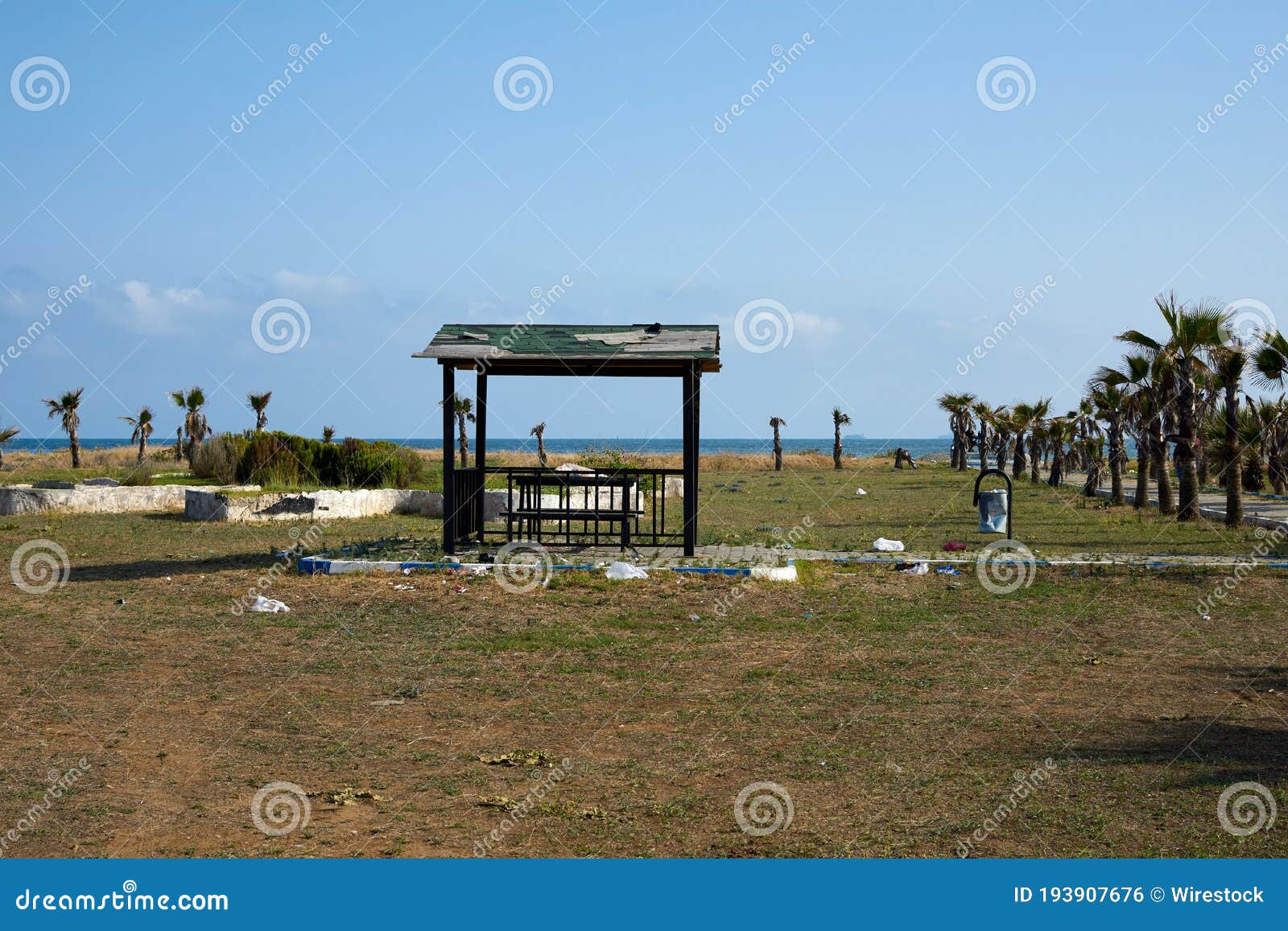 Parque Contaminado Junto Al Mar Foto de archivo - Imagen de caucho ...