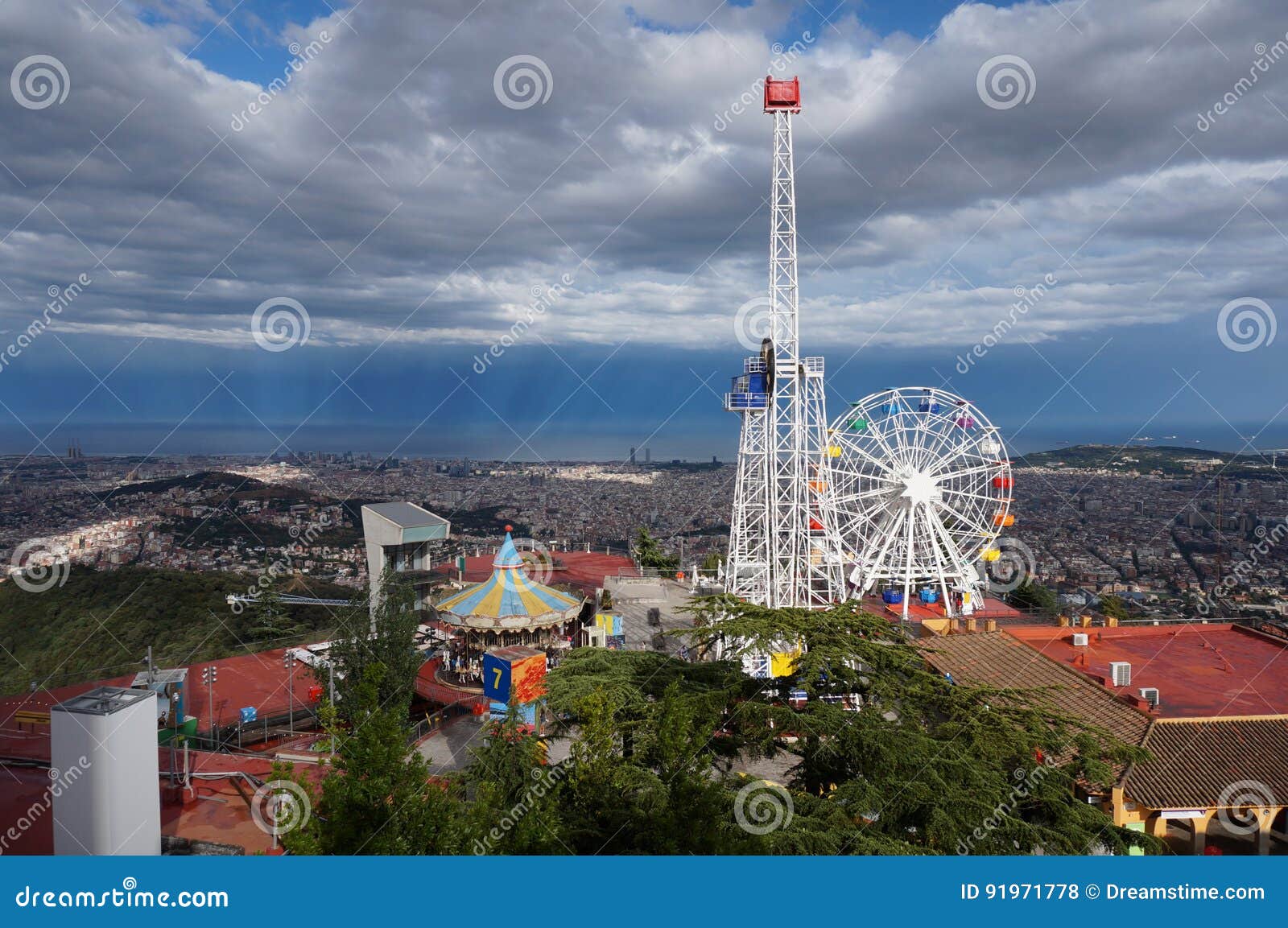 Parque De Atracciones De Tibidabo Foto de archivo editorial - Imagen de ...