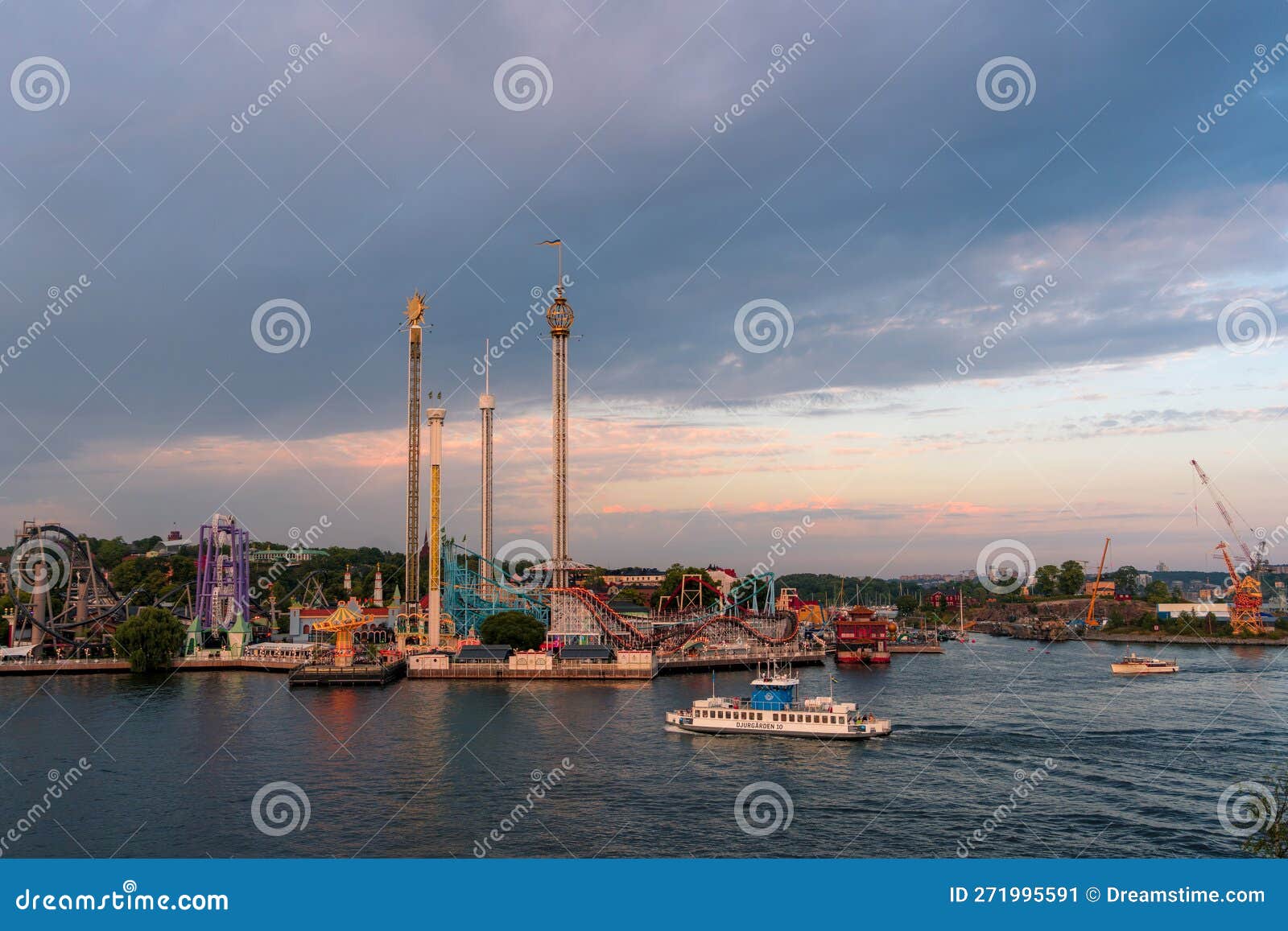 Parque De Atracciones Grona Lund En Estocolmo a Hora Dorada Foto ... Parque De Atracciones Grona Lund En Estocolmo a Hora Dorada Foto ...